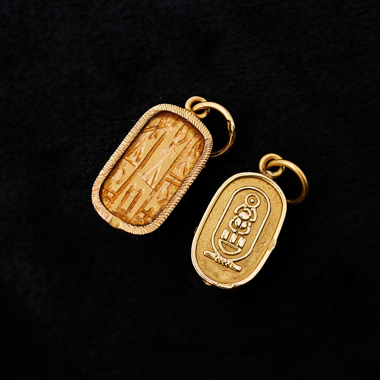 HÄNGEN, 2 st, 18 k guld, i form av Skarabe, varav 1 st med Lapis Lazuli ...