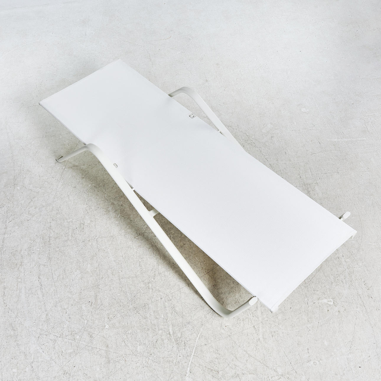 SOLSTOL, "Holly Sunbed", för EMU, samtida, vitlackerad metall och ...