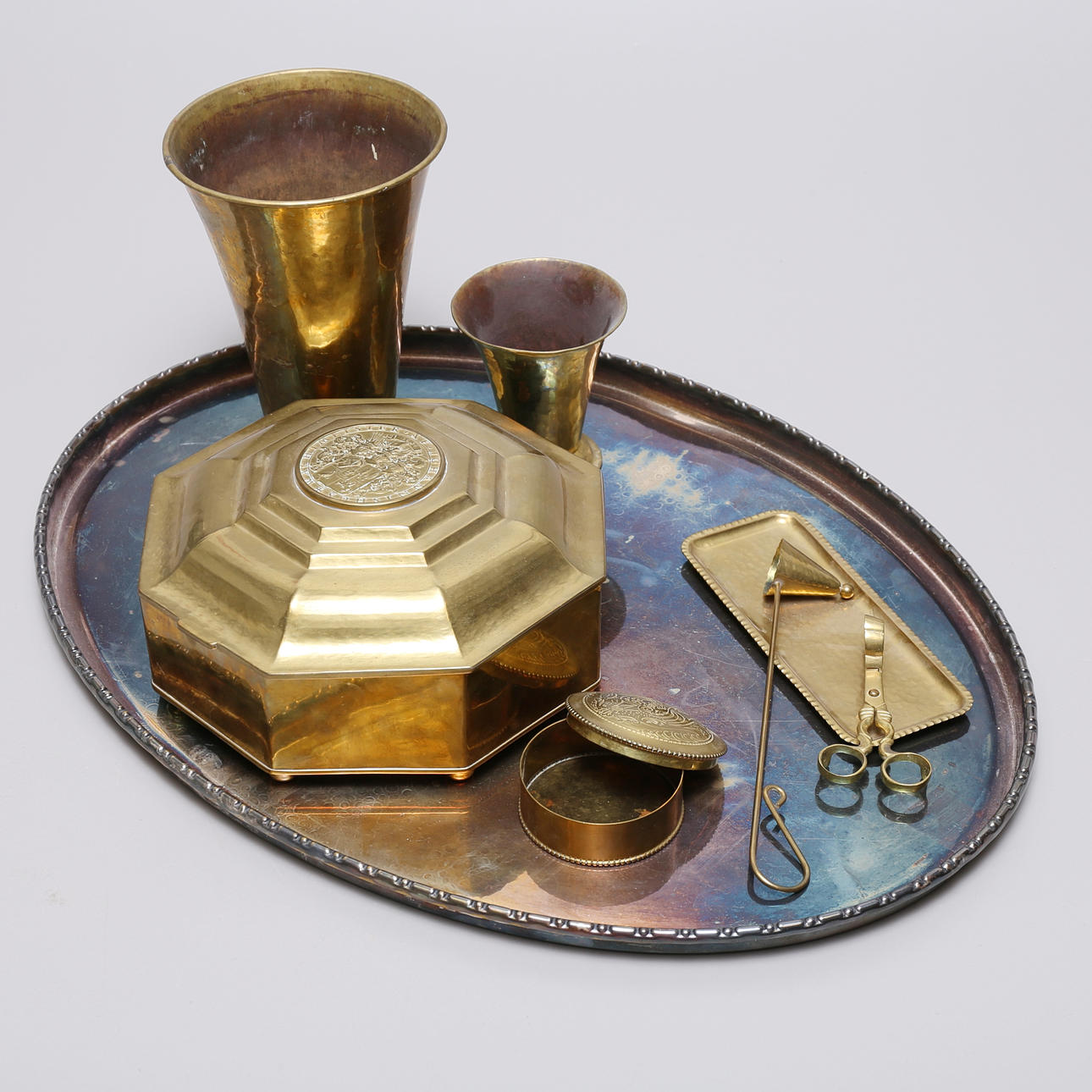 METALLOBJEKTE, 8 Teile, Anfang des 20. Jahrhunderts. Silber & Metall ...