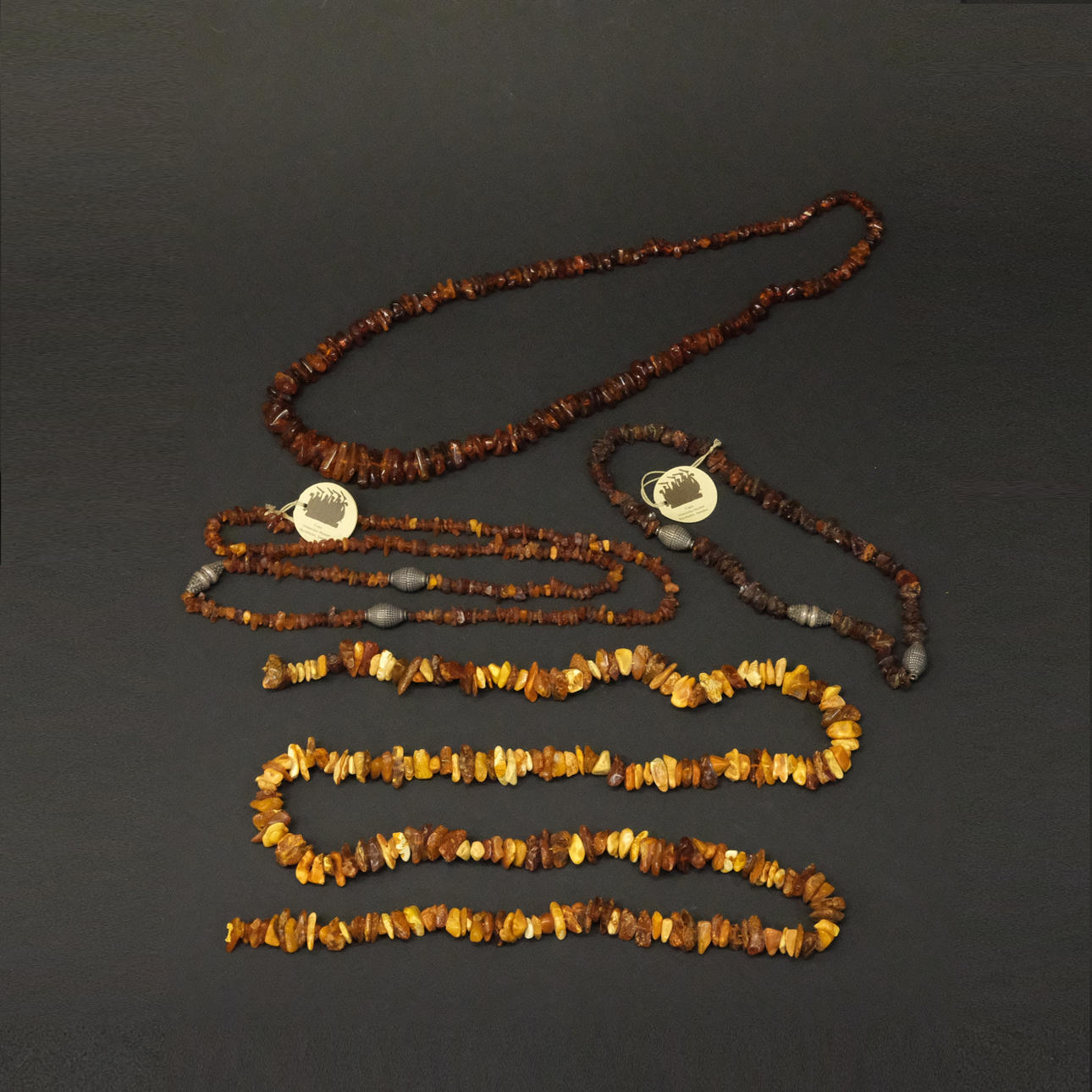 FYRA DELAR COLLIER, BÄRNSTEN. Smycken & Ädelstenar - Collier - Auctionet