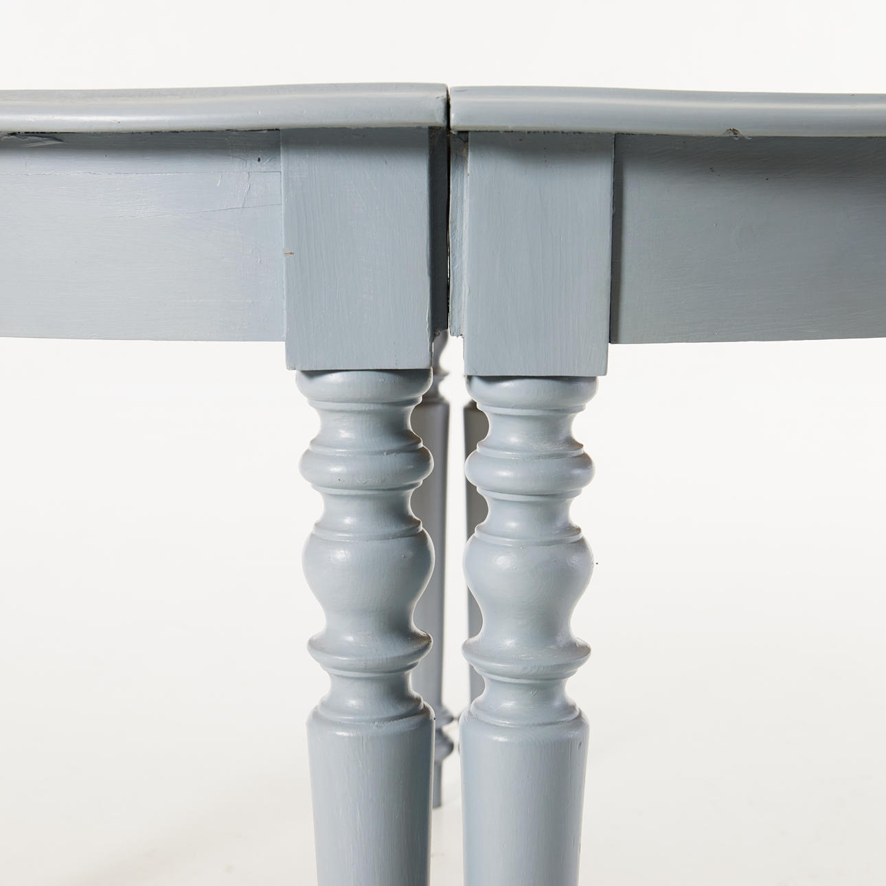 MATBORD, sekelskiftet 1900, svarvade ben, gråmålat, med 3 iläggsskivor ...