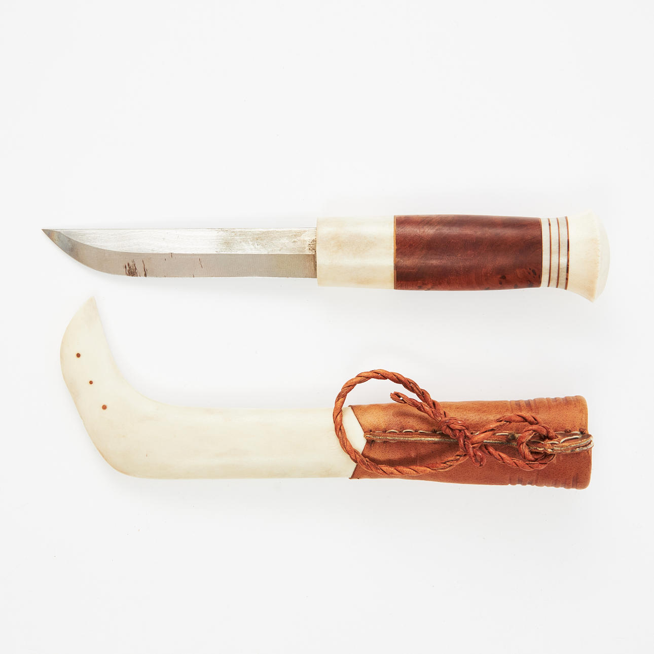 LENNART SAMELIN. kniv, halvhorn, skaft i renhorn och masur med lameller ...