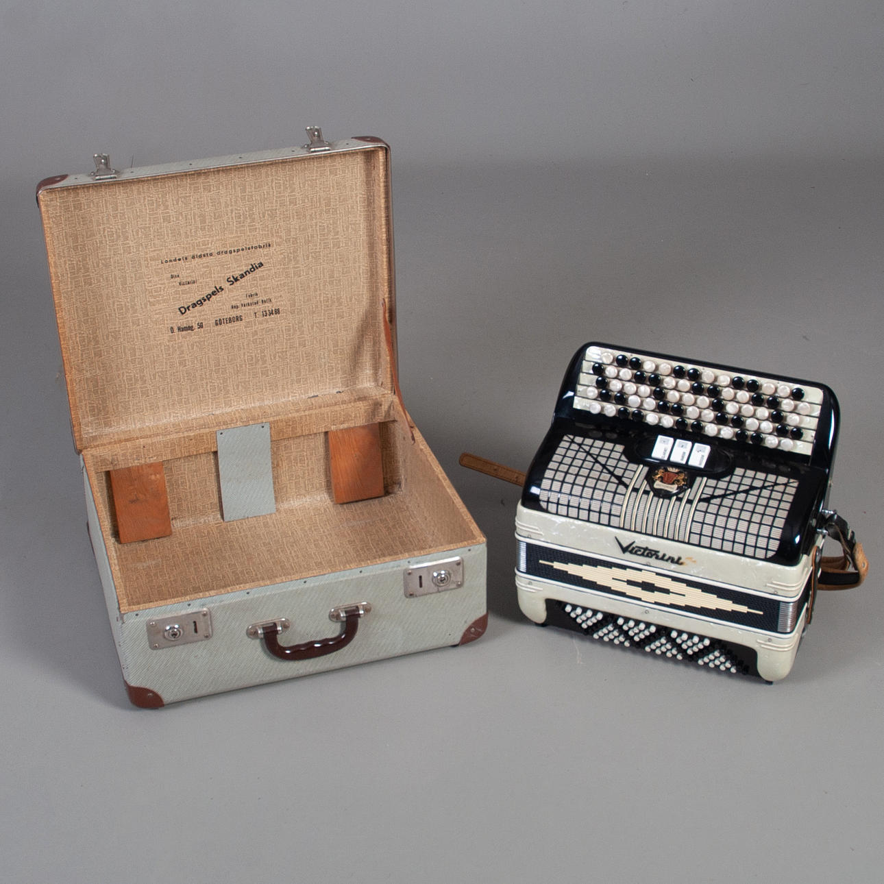 DRAGSPEL. Victorini, Italien. Samlarföremål - Musikinstrument - Auctionet