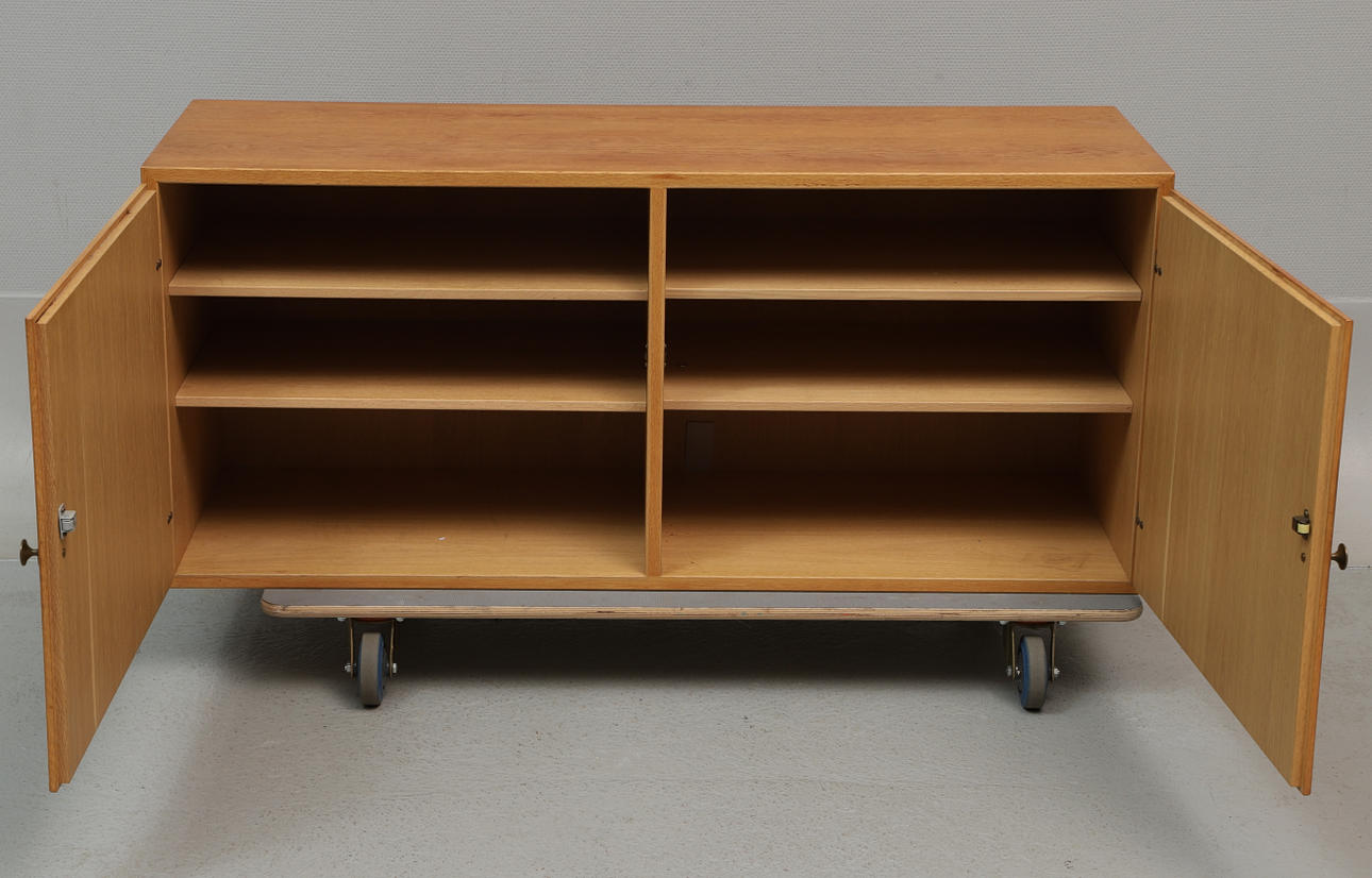 BØRGE MOGENSEN. sideboard, "Öresund", Ek, Karl Andersson och söner ...