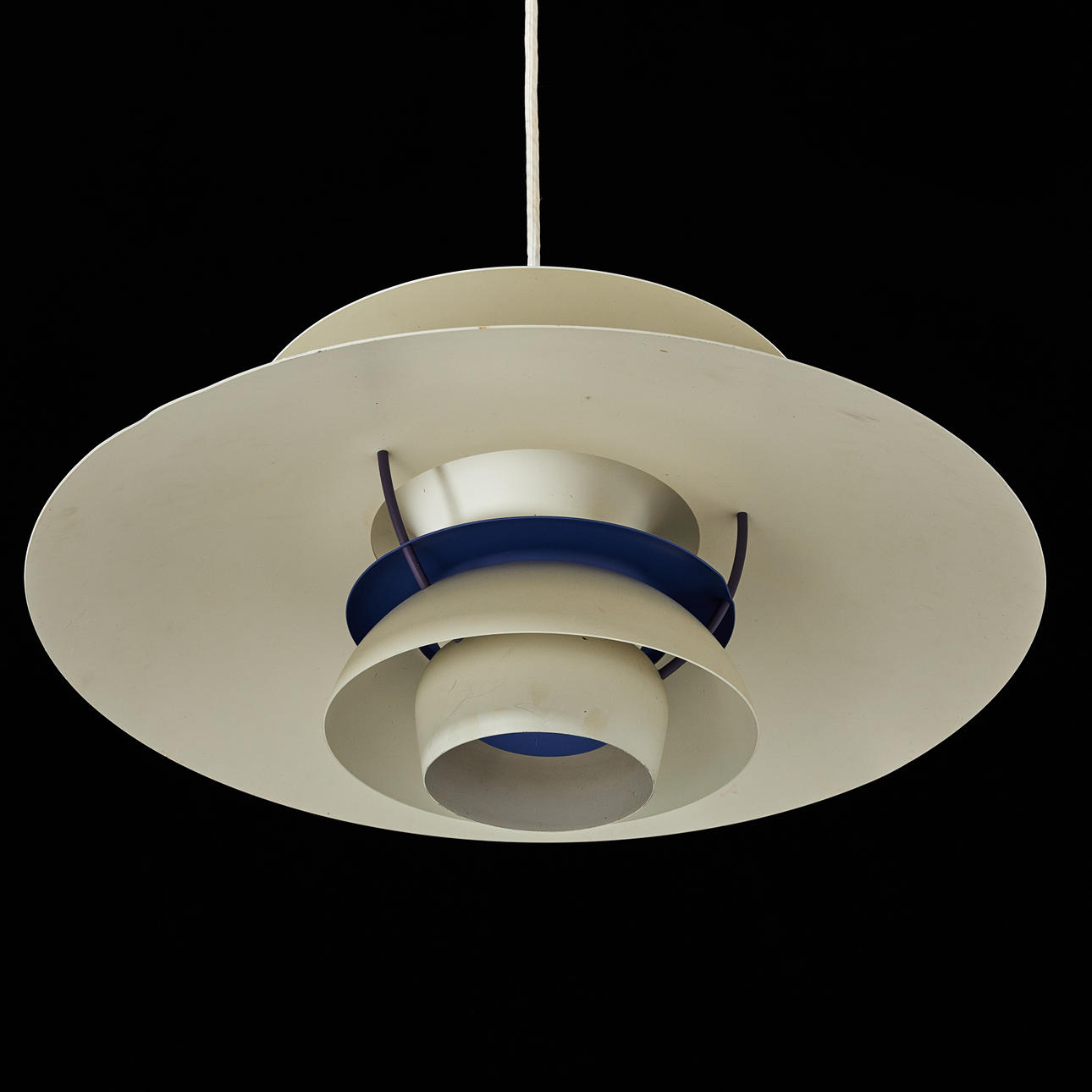 POUL HENNINGSEN. Taklampa PH 5 för Louis Poulsen, vitlackerad metall ...