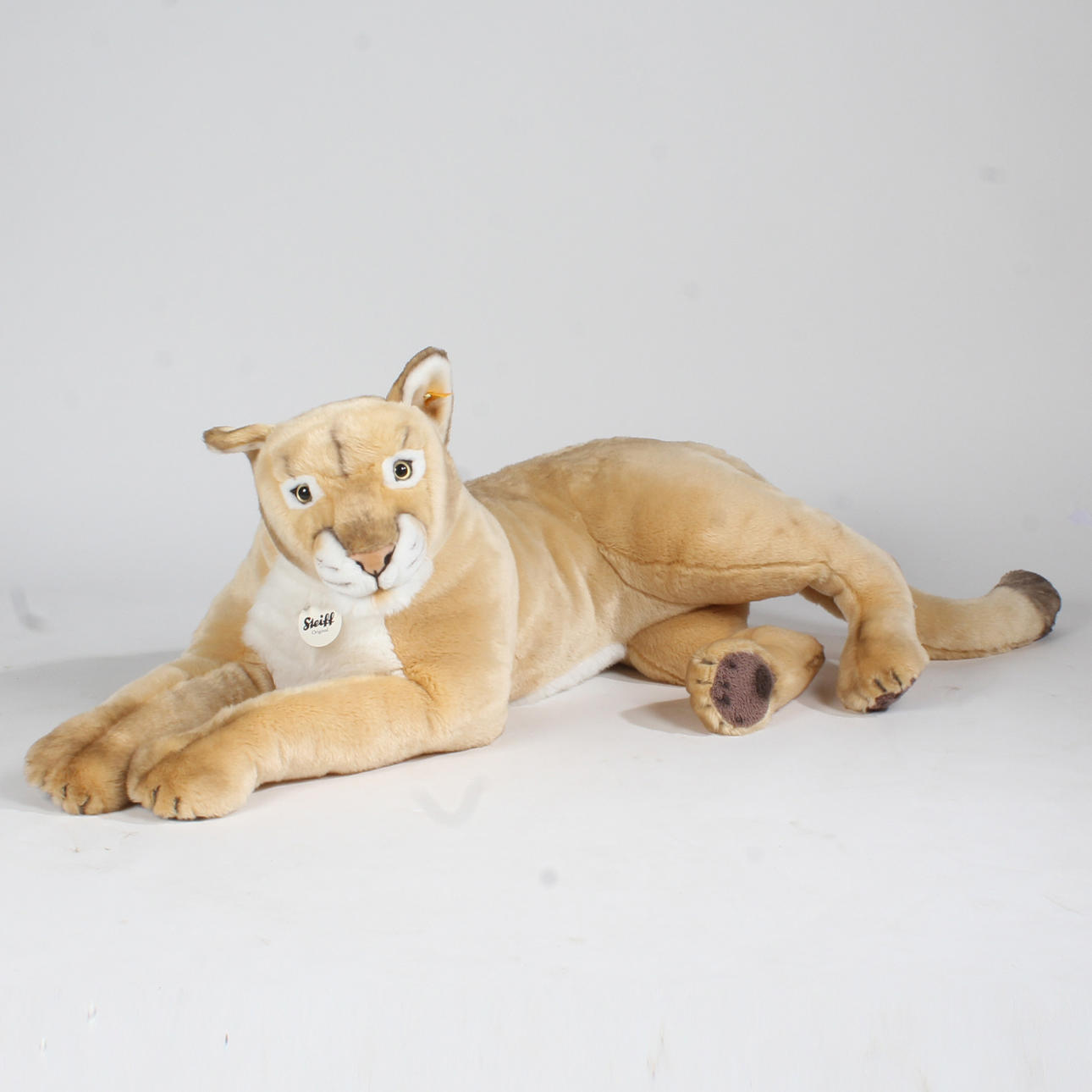 A LARGE STEIFF LIONESS WITH BUTTON AND LABEL. Toys - Toys - Auctionet