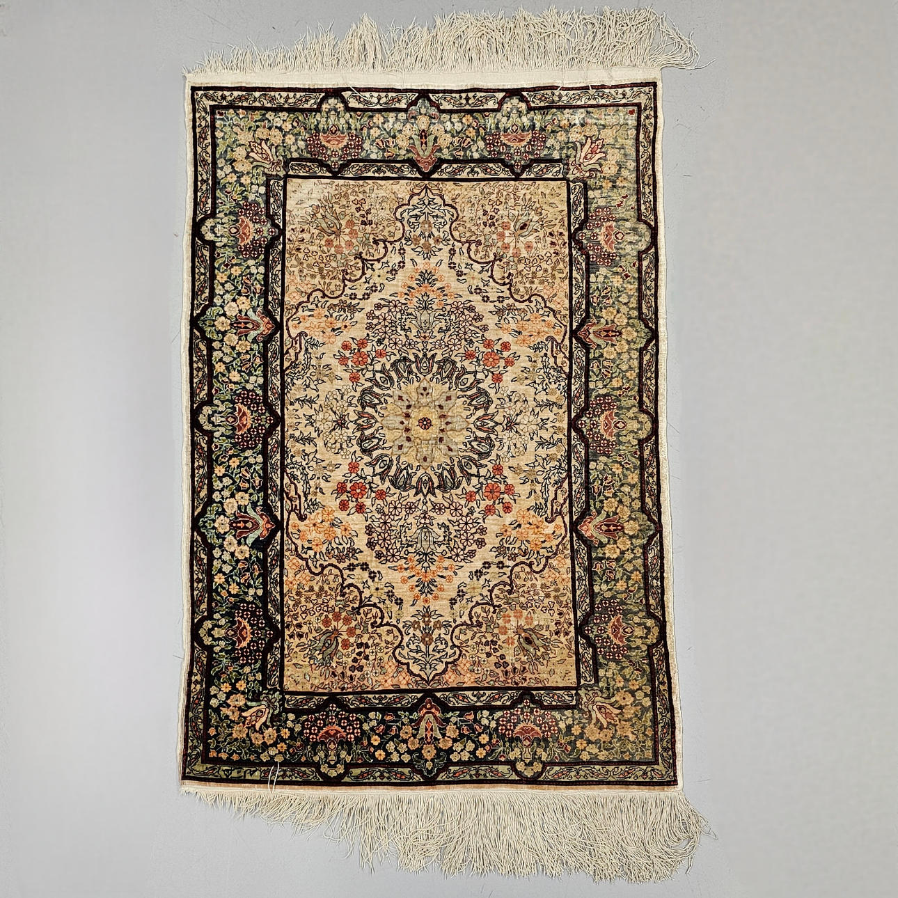 HANDKNUTNA SIDEN MATTA. 61x94 cm. Mattor & Textil - Mattor - Auctionet