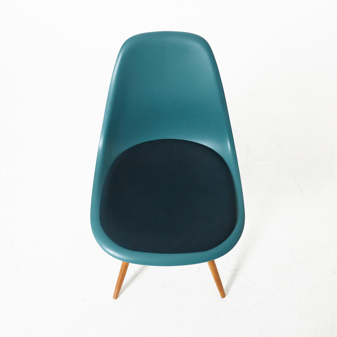 CHARLES & RAY EAMES. "Plastic Chair DSW", stol, Vitra. Möbler ...