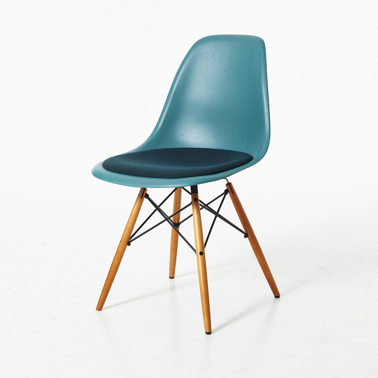 CHARLES & RAY EAMES. "Plastic Chair DSW", stol, Vitra. Möbler ...