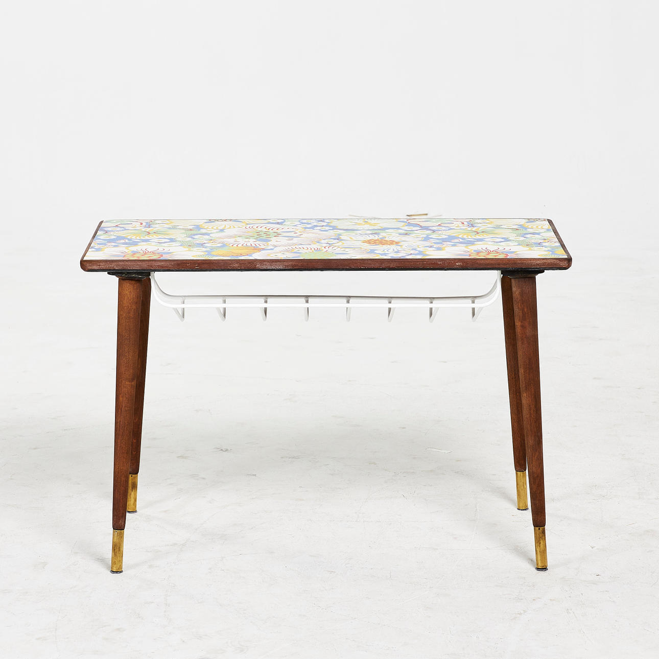 SIDOBORD, 1950/60-tal, stomme i teak, hylla i målad metall under, på ...