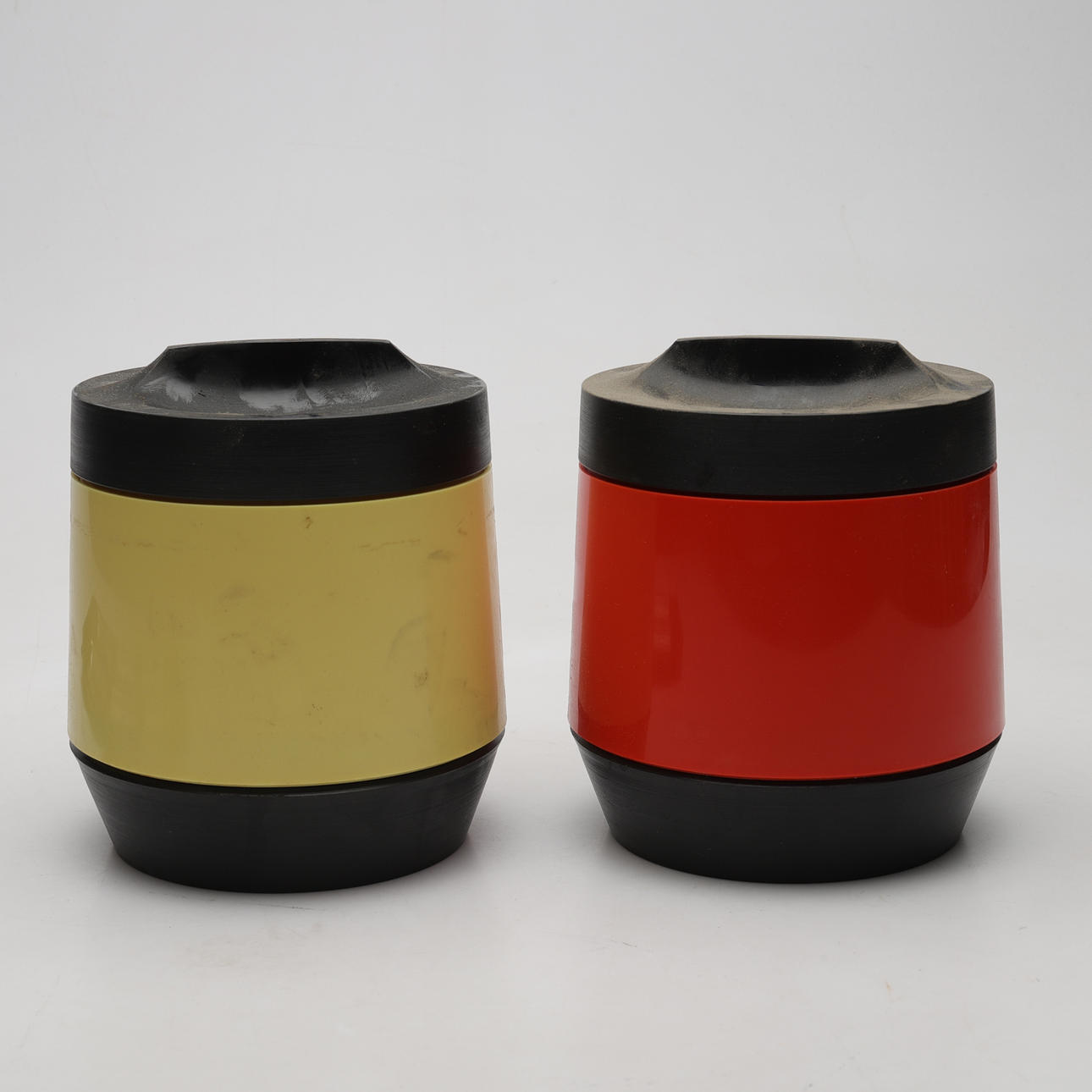 Ishinkar och bricka, 3 delar, plast och metall, b.la. Carl-Arne Breger ...