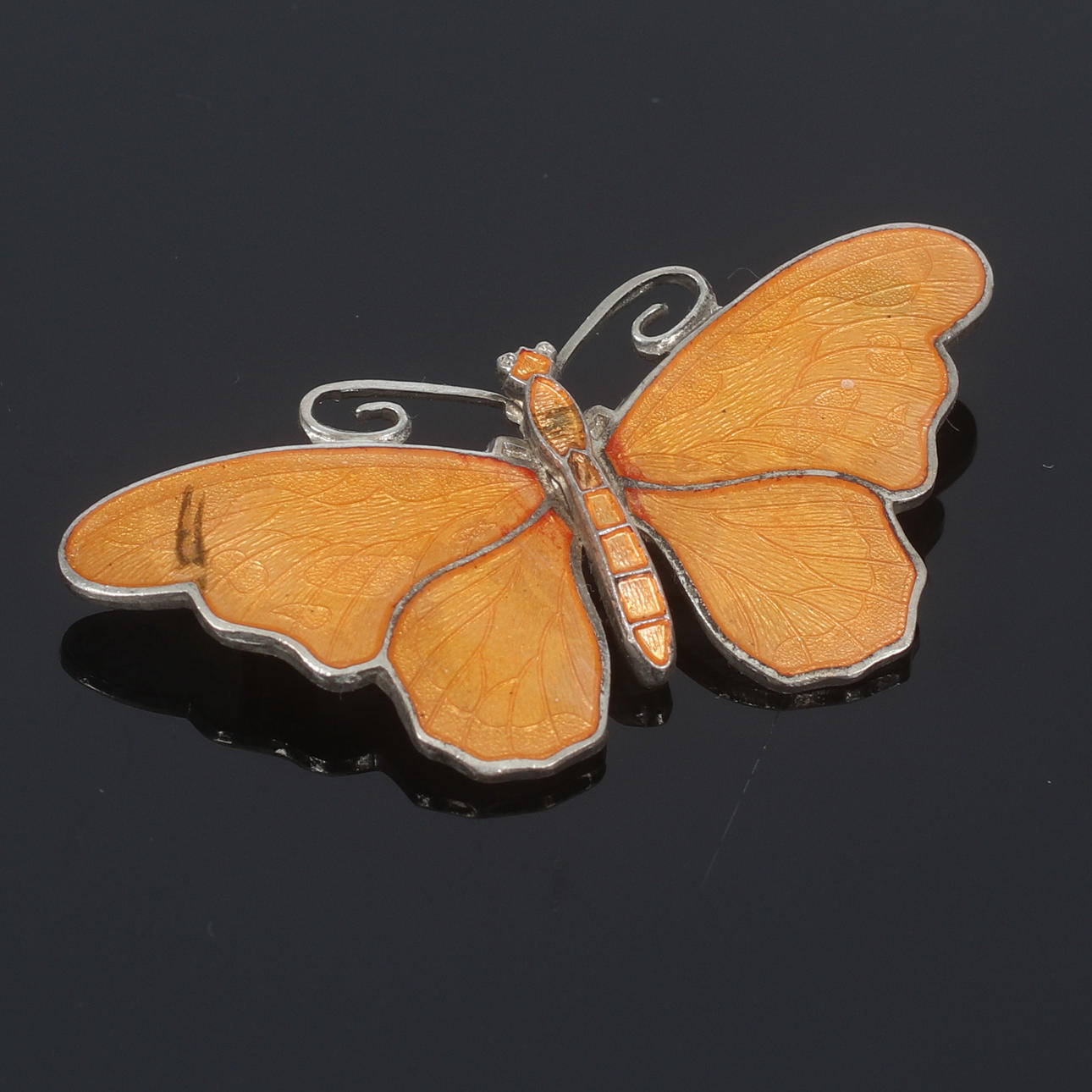 (C14) BROSCH, silver, emalj I form av fjäril, 1900-tal. Smycken ...