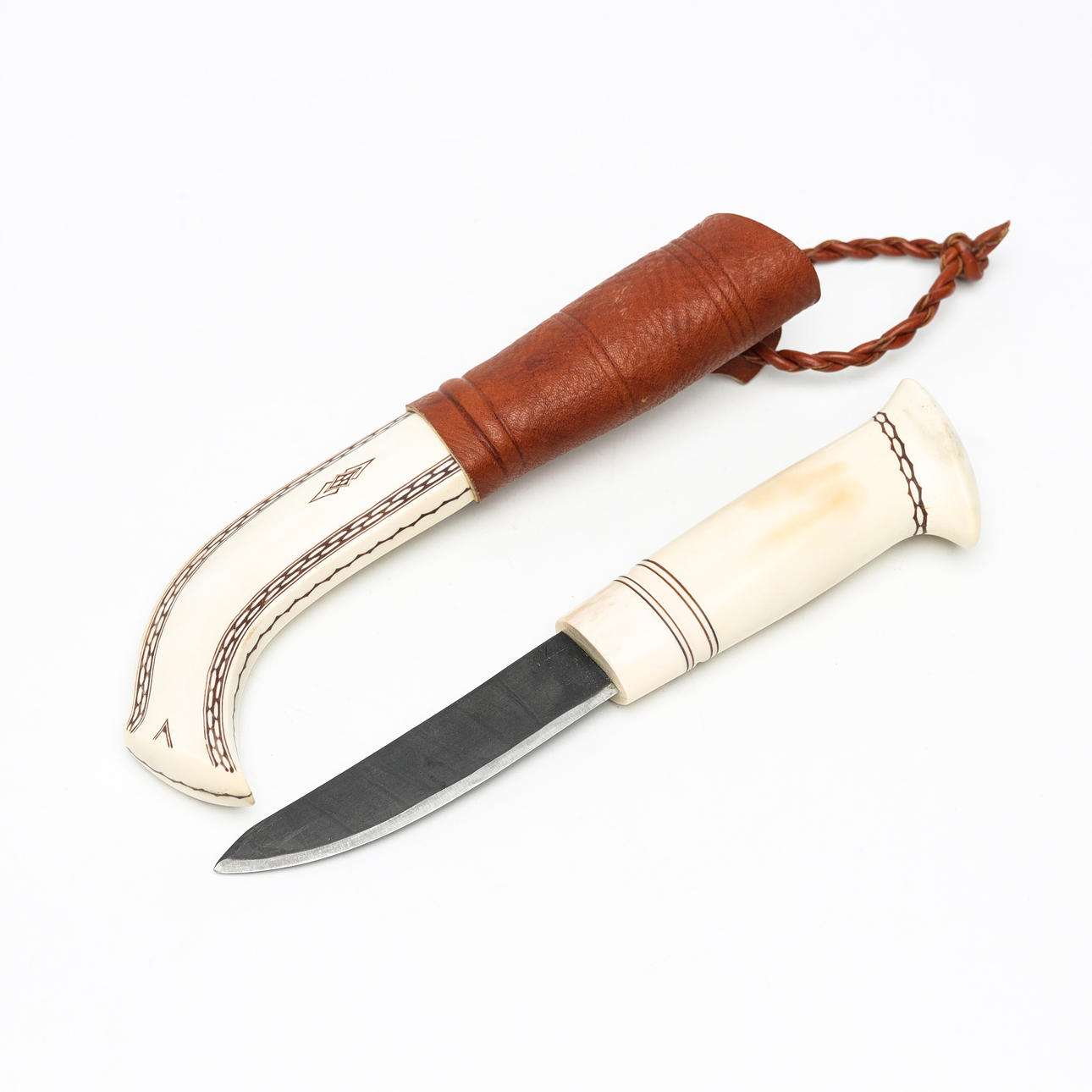 MARTIN KUORAK. Kniv, halvhorn, monogramsignerad slida samt blad. Vapen ...