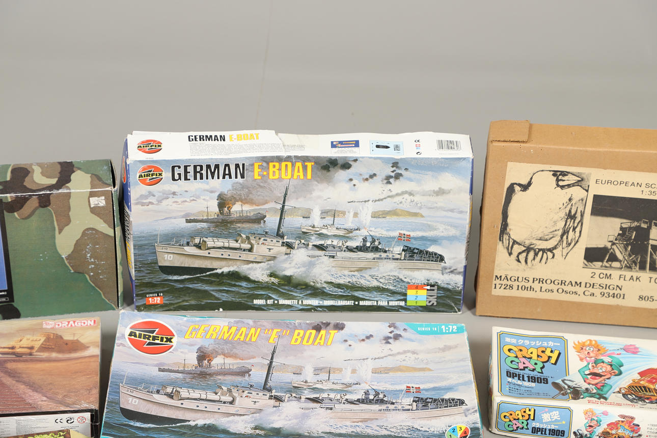 LARGE QTY OF BOXED MODEL KITS - SHIPS, TRAINS & OTHER KITS INCLUDING ...