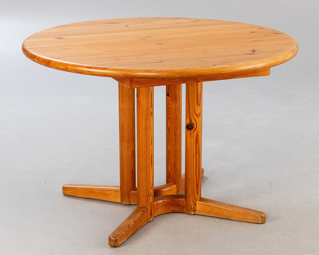 Runt matbord, utdragbart, 4 förlängningsplattor (5). Möbler - Bord ...