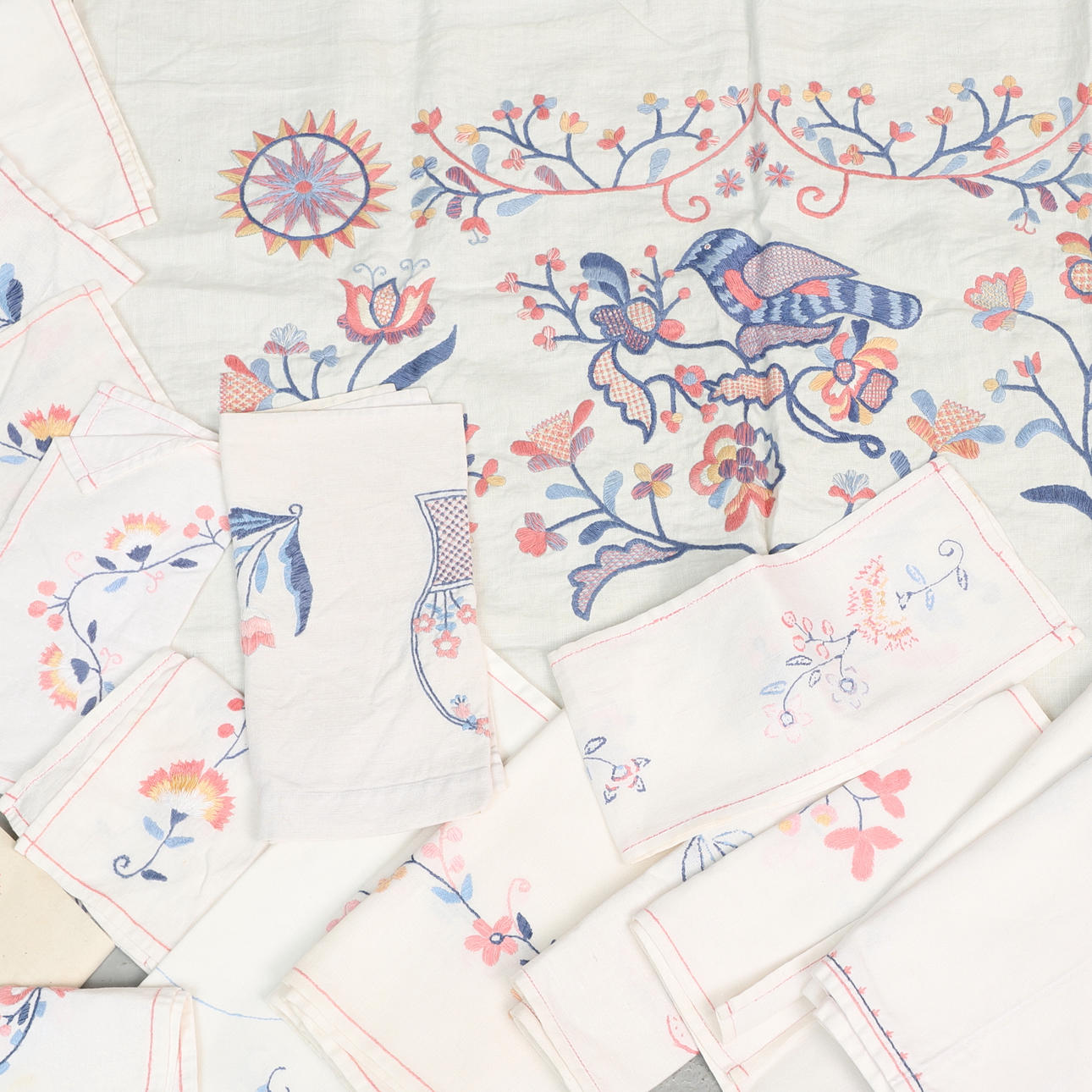 TEXTILIER, 23 delar, Blekingesöm. Mattor & Textil - Textil - Auctionet