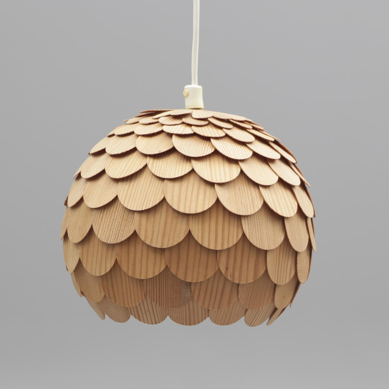 TAKLAMPA, trä, i form av kotte. Belysning & Lampor - Taklampor - Auctionet