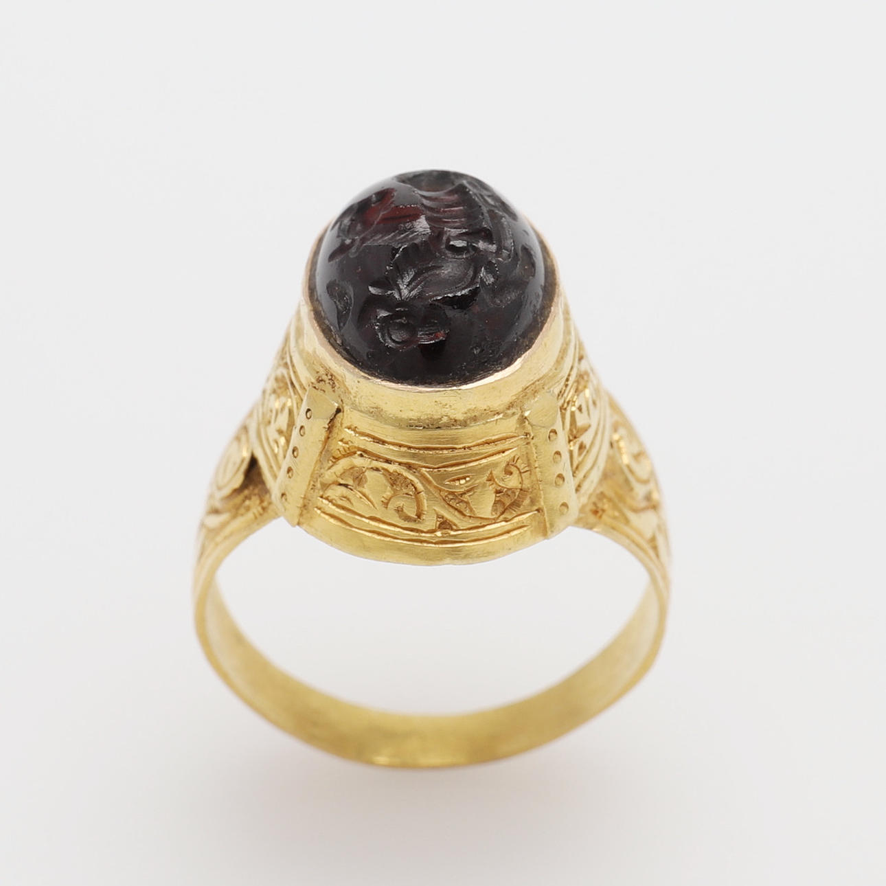 RING MED RÖD STEN MED INTAGLIO. Smycken & Ädelstenar - Ringar - Auctionet