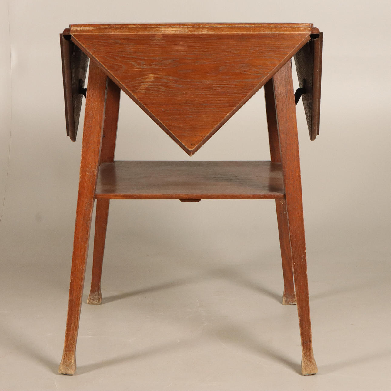 MUNKBORD, trä, 1900-tal. Möbler - Bord - Auctionet