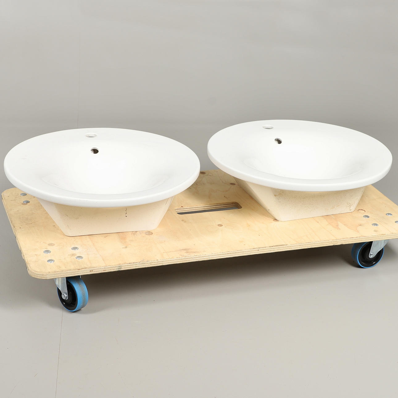 A PAIR OF LARGE MODERN CERAMIC BASINS. Furniture - Other - Auctionet
