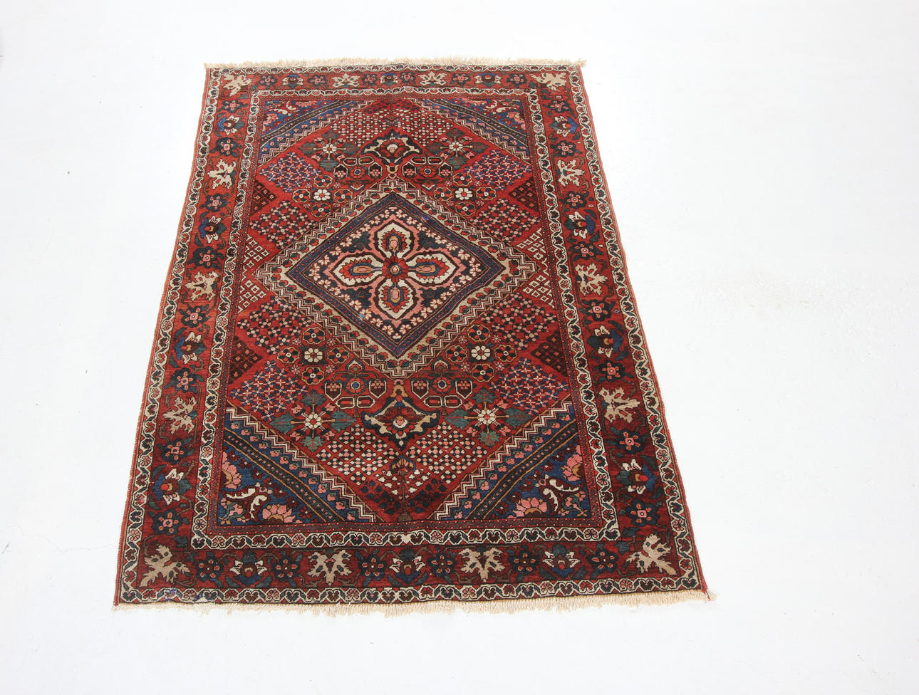 MATTA, persisk Bakhtiar, 205 x 140 cm. Mattor & Textil - Mattor - Auctionet