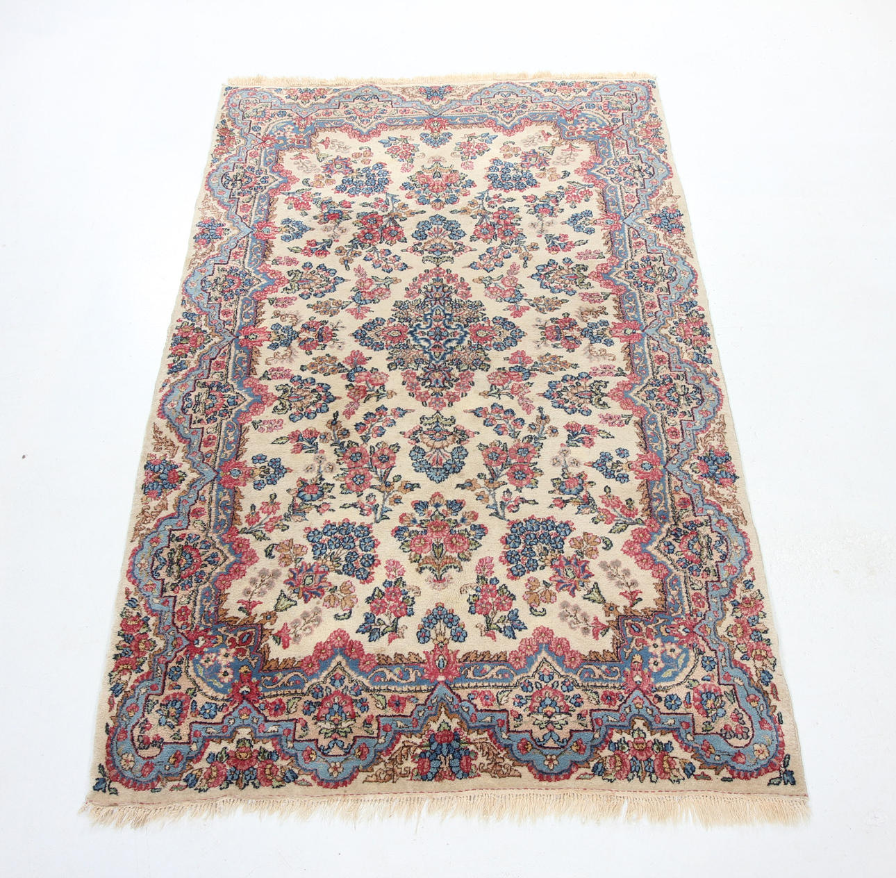 MATTA, persisk Kerman, 240 x 145 cm. Mattor & Textil - Mattor - Auctionet