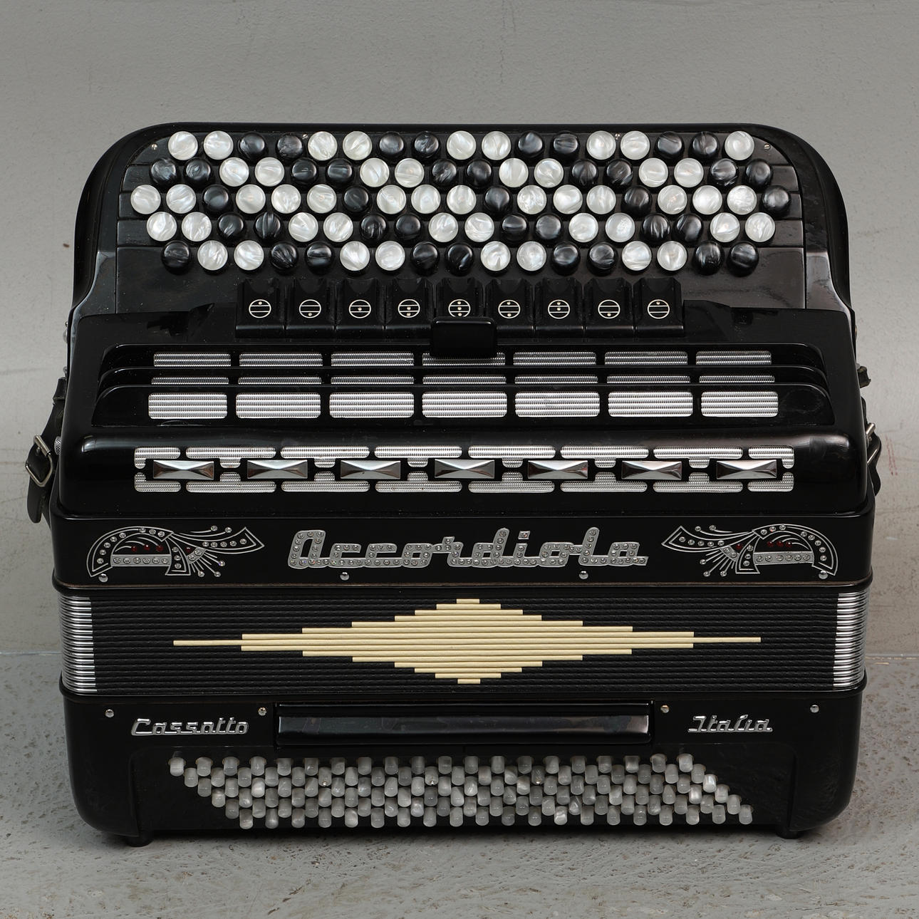 DRAGSPEL, knapp, Accordiola Cassotto, Italien. Samlarföremål ...