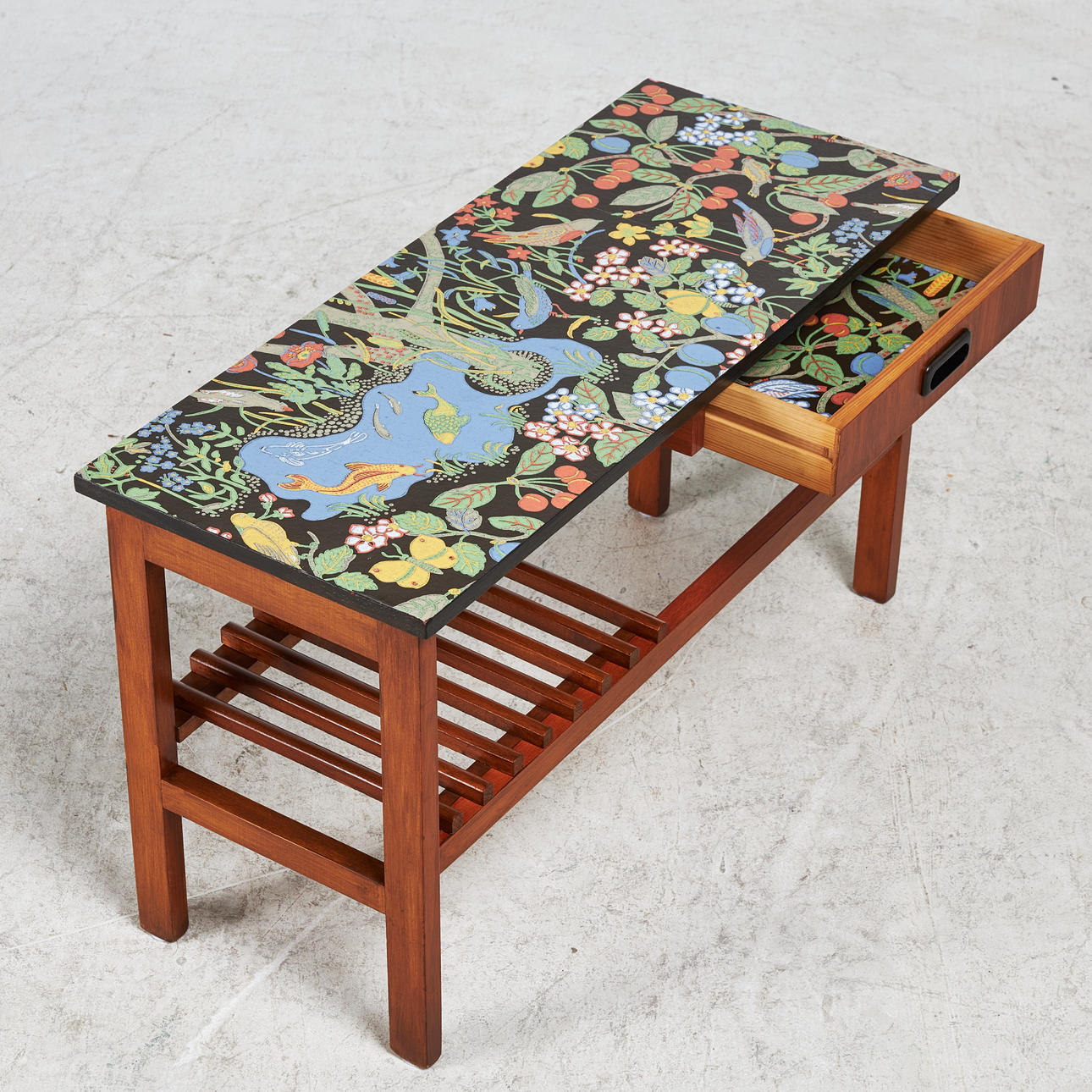 SIDOBORD/HALLMÖBEL, 1900-talets mitt, teak, skivans ovansida samt låda ...