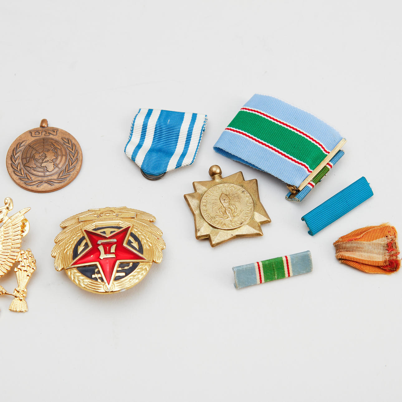 MEDALJER och MÄRKEN, 6 st. Mynt, Medaljer & Frimärken - Ordnar ...