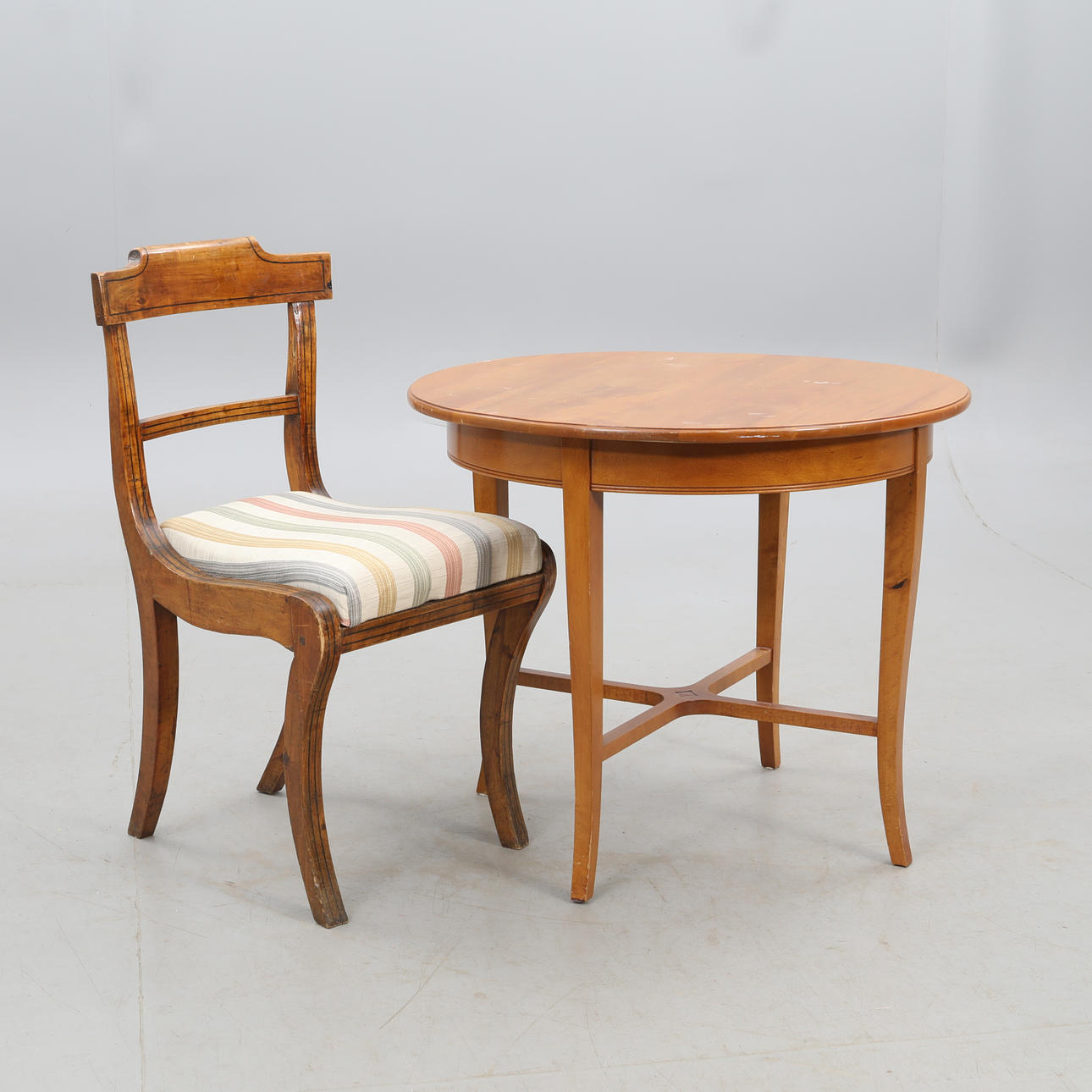 BORD, samt en stol. Möbler - Bord - Auctionet