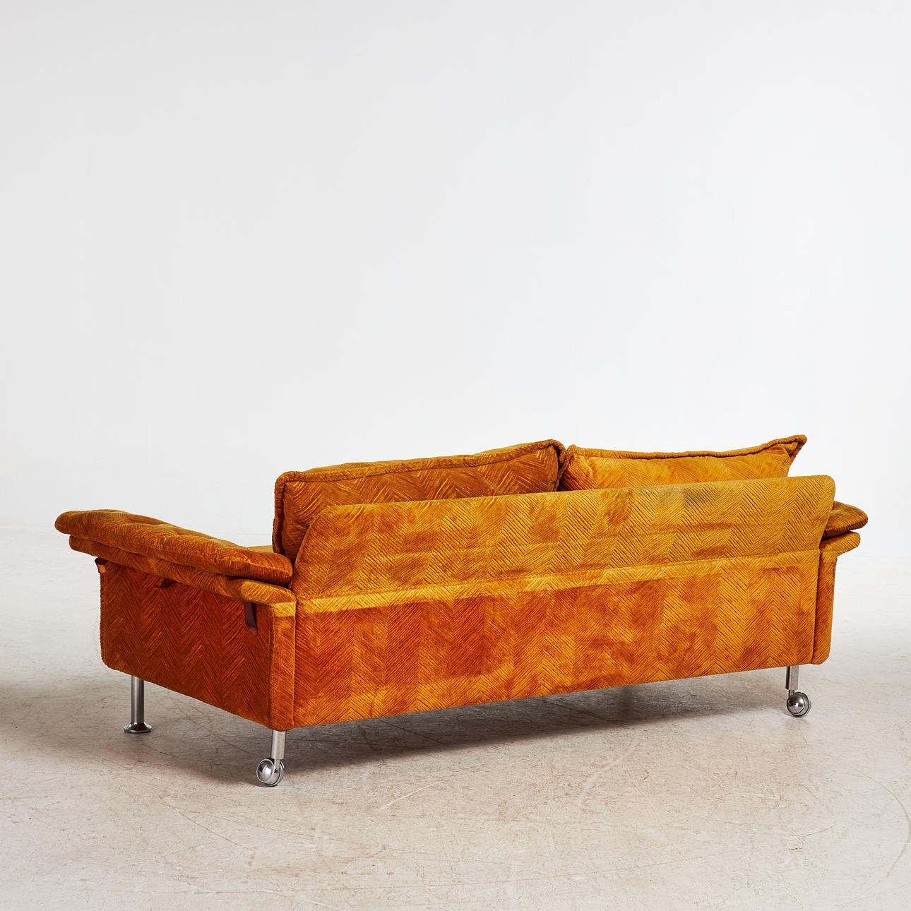 SOFFA, 2-sits, DUX, senapsgul manchester, 1960-tal, bakre ben på hjul ...