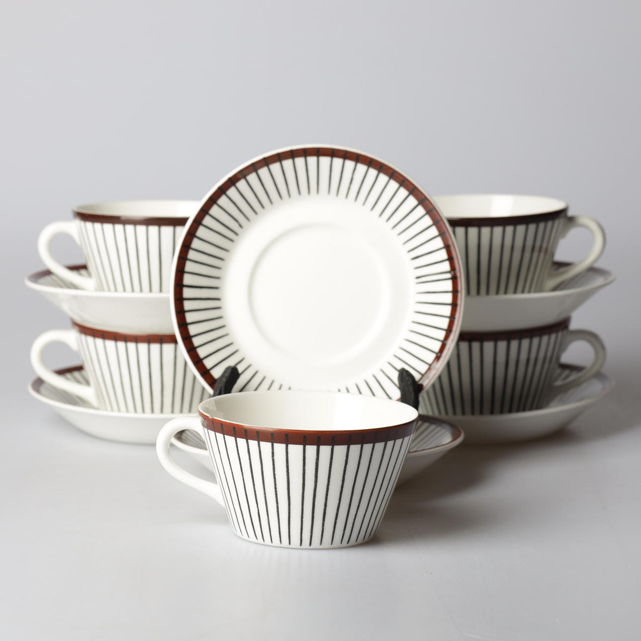 STIG LINDBERG. "Spisa Ribb", tekoppar med fat, 5 st, benporslin ...