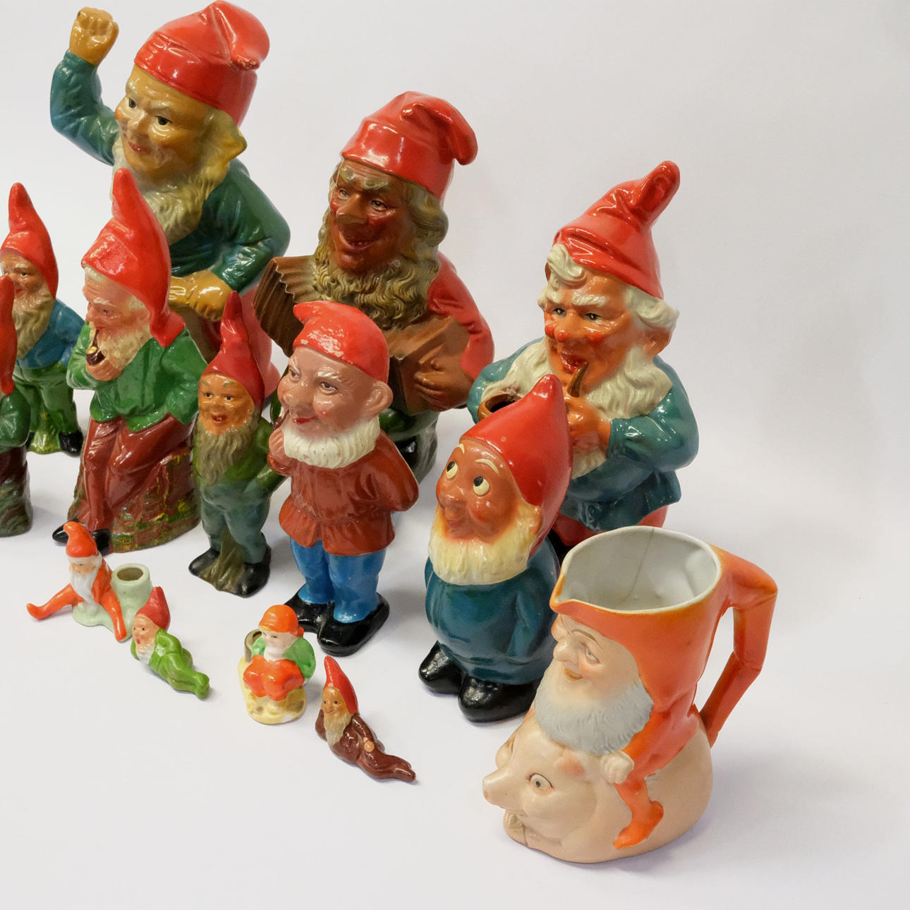 PARTI ÄLDRE TOMTAR, 14 DELAR. Keramik & Porslin - Europeiskt - Auctionet