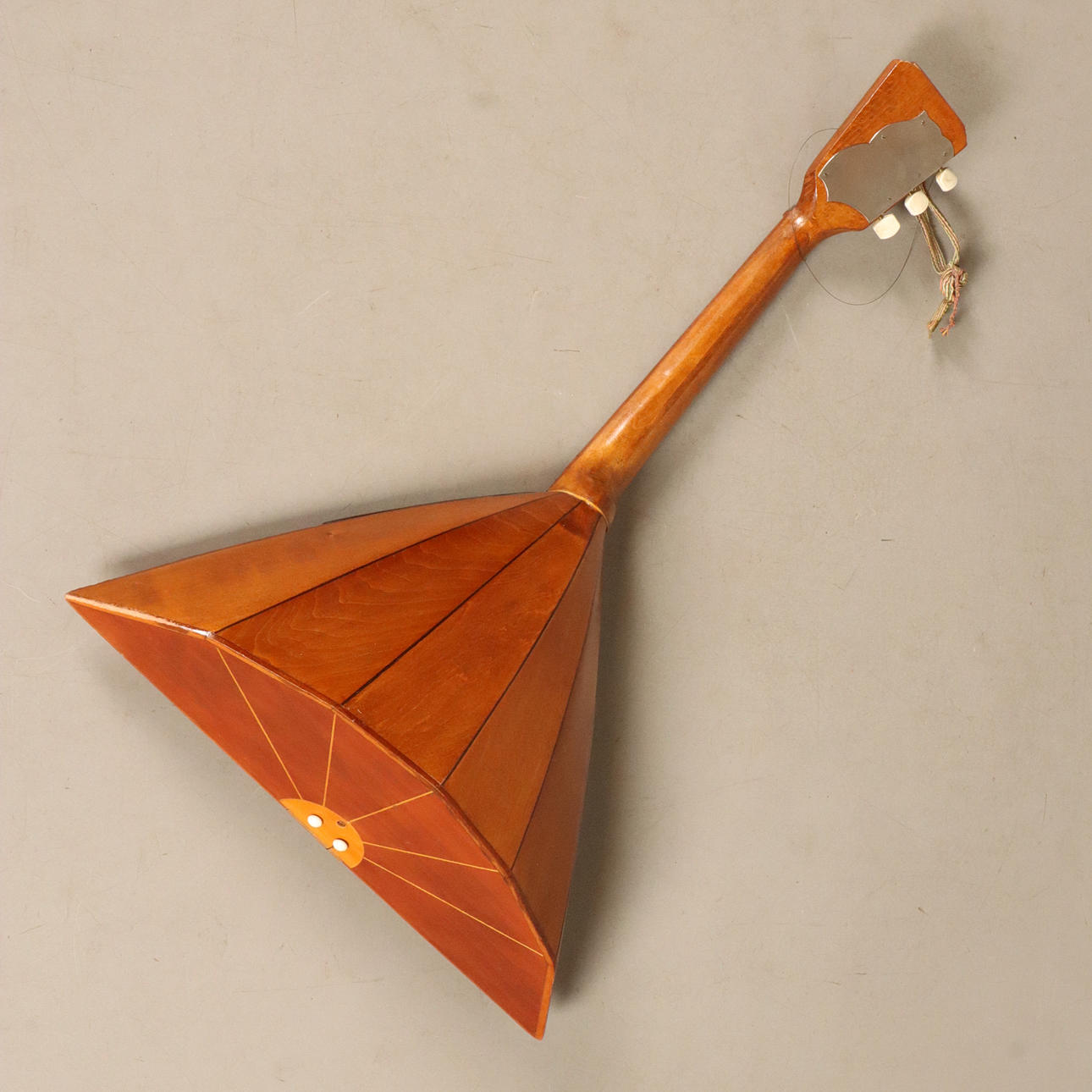 BALALAJKA, Ryssland, 1900-tal. Samlarföremål - Musikinstrument - Auctionet