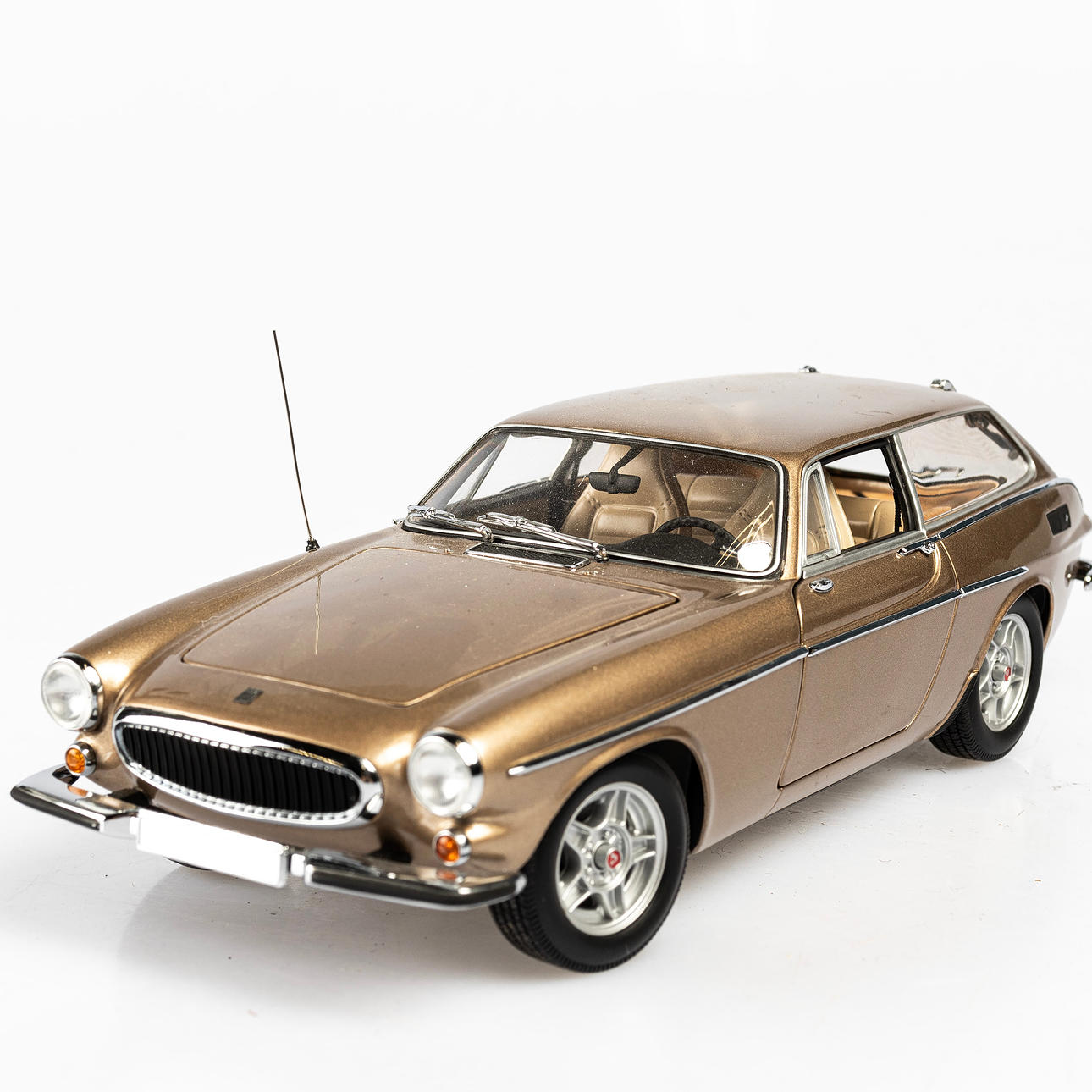 MODELLBIL, Volvo P1800 ES, 1/18. Leksaker - Leksaker - Auctionet