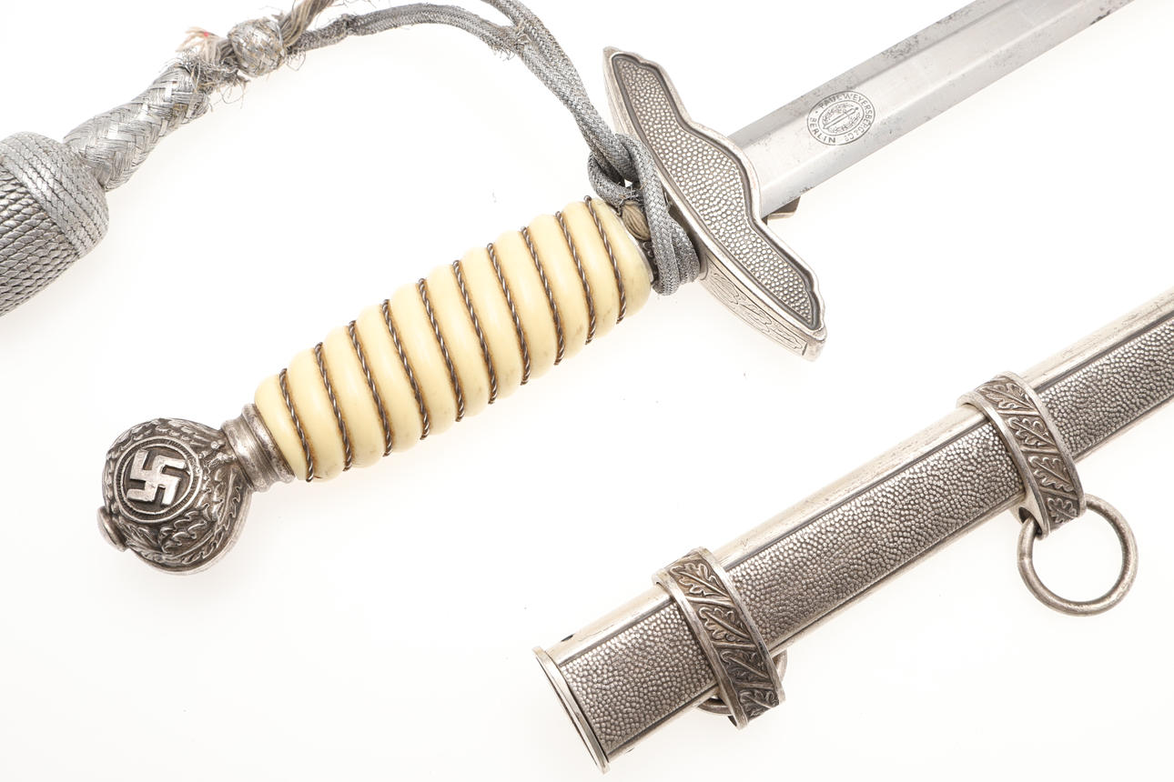 EN TYSK LUFTWAFFE-OFFICERARS DOLK OCH SKIDA FRÅN ANDRA VÄRLDSKRIGET ...