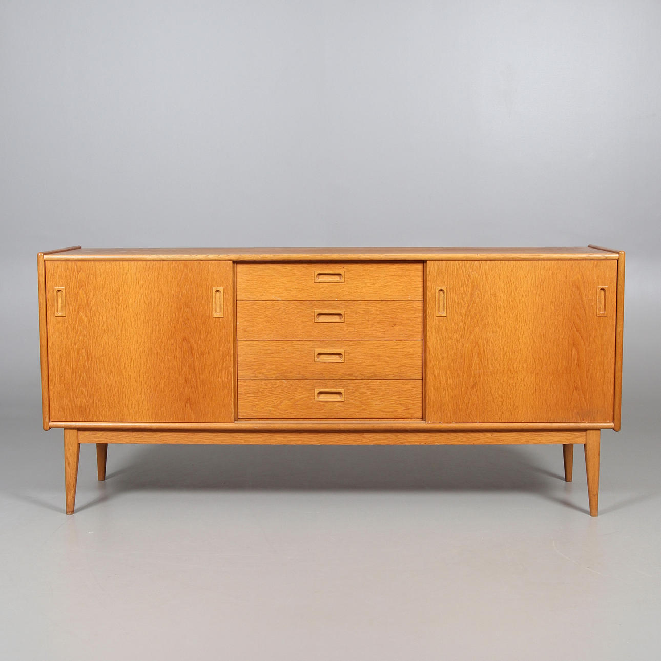 SIDEBOARD, ek, 1960-tal. Möbler - Skåp & Hyllor - Auctionet