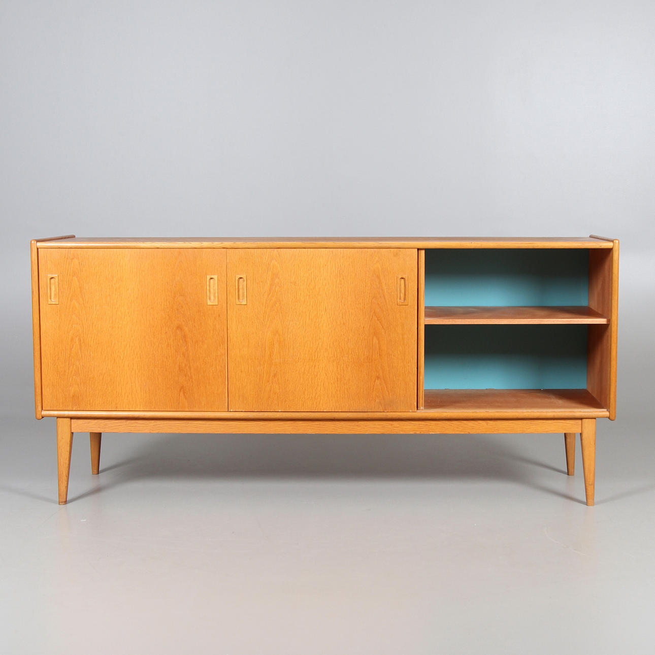 SIDEBOARD, ek, 1960-tal. Möbler - Skåp & Hyllor - Auctionet