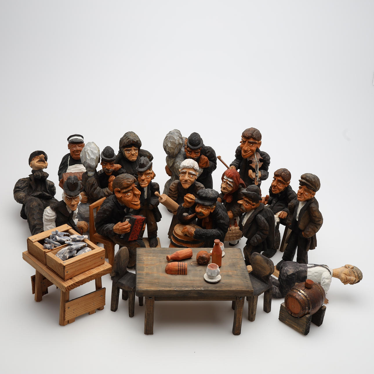 TRÄFIGURINER ,"Sigges Gubbar" 21 stycken. Konst - Skulptur - Auctionet
