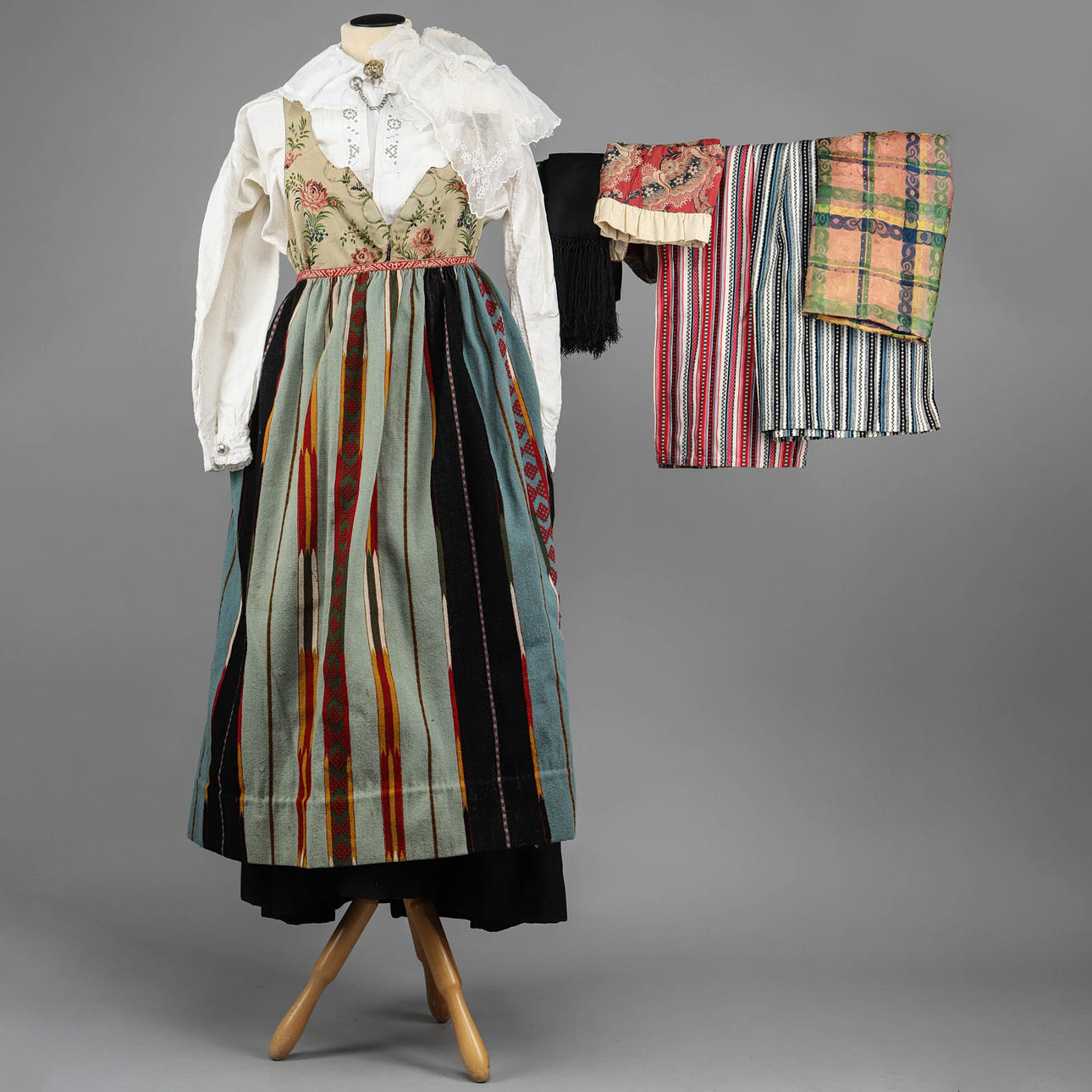 HÄRADSDRÄKT Västra Vemmenhög, Skåne, 10 delar, folkdräkt med ...