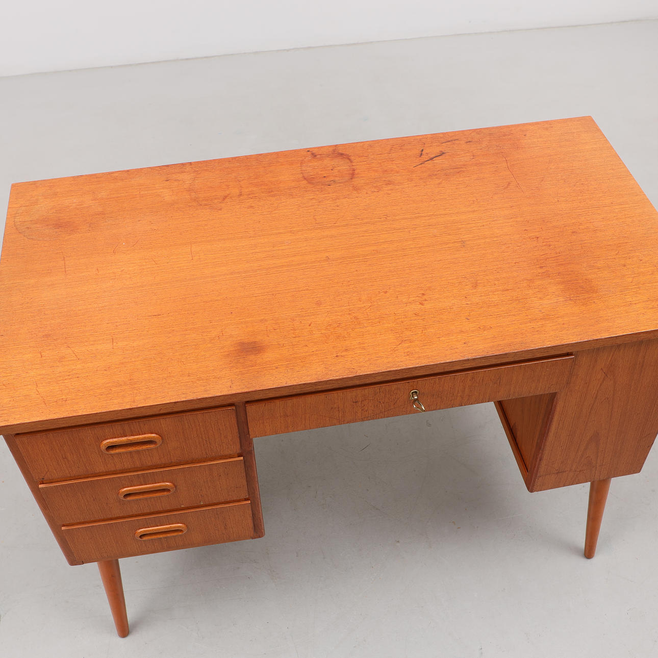 SKRIVBORD, teak, 1960-tal. Möbler - Bord - Auctionet