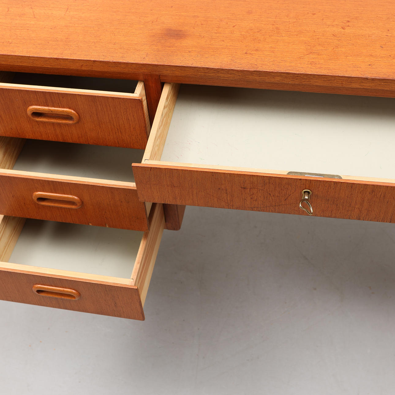 SKRIVBORD, teak, 1960-tal. Möbler - Bord - Auctionet