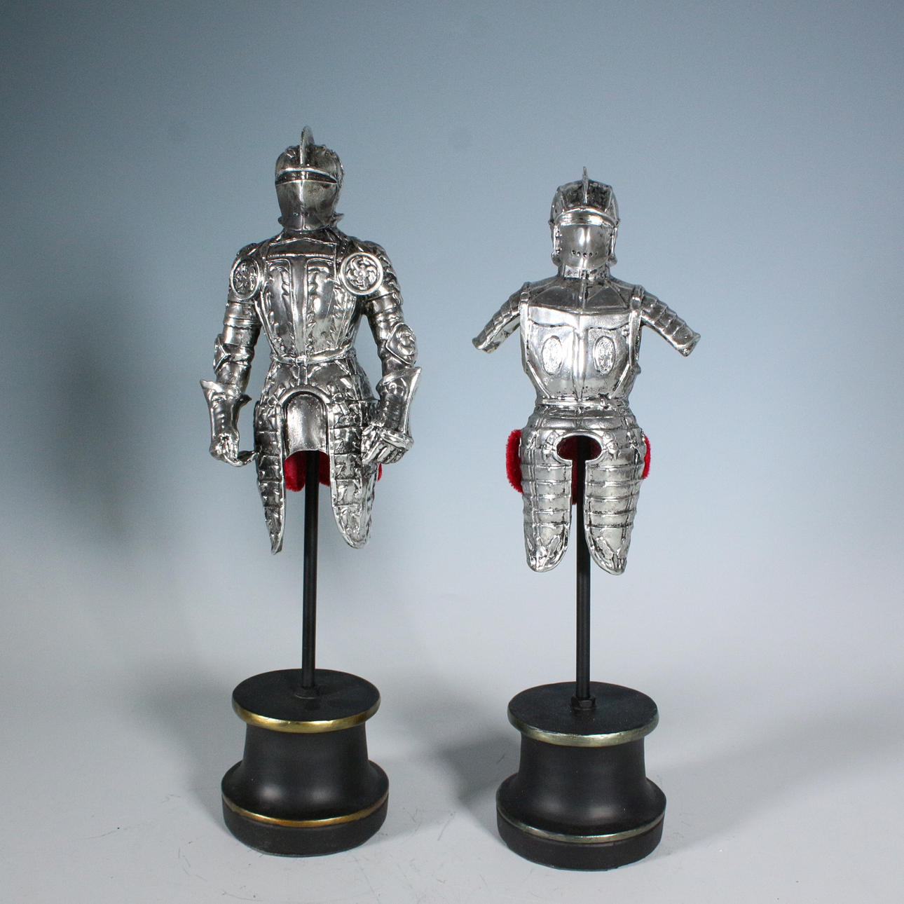 Skulpturer, ”Riddare”, 2 delar. Konst - Skulptur - Auctionet