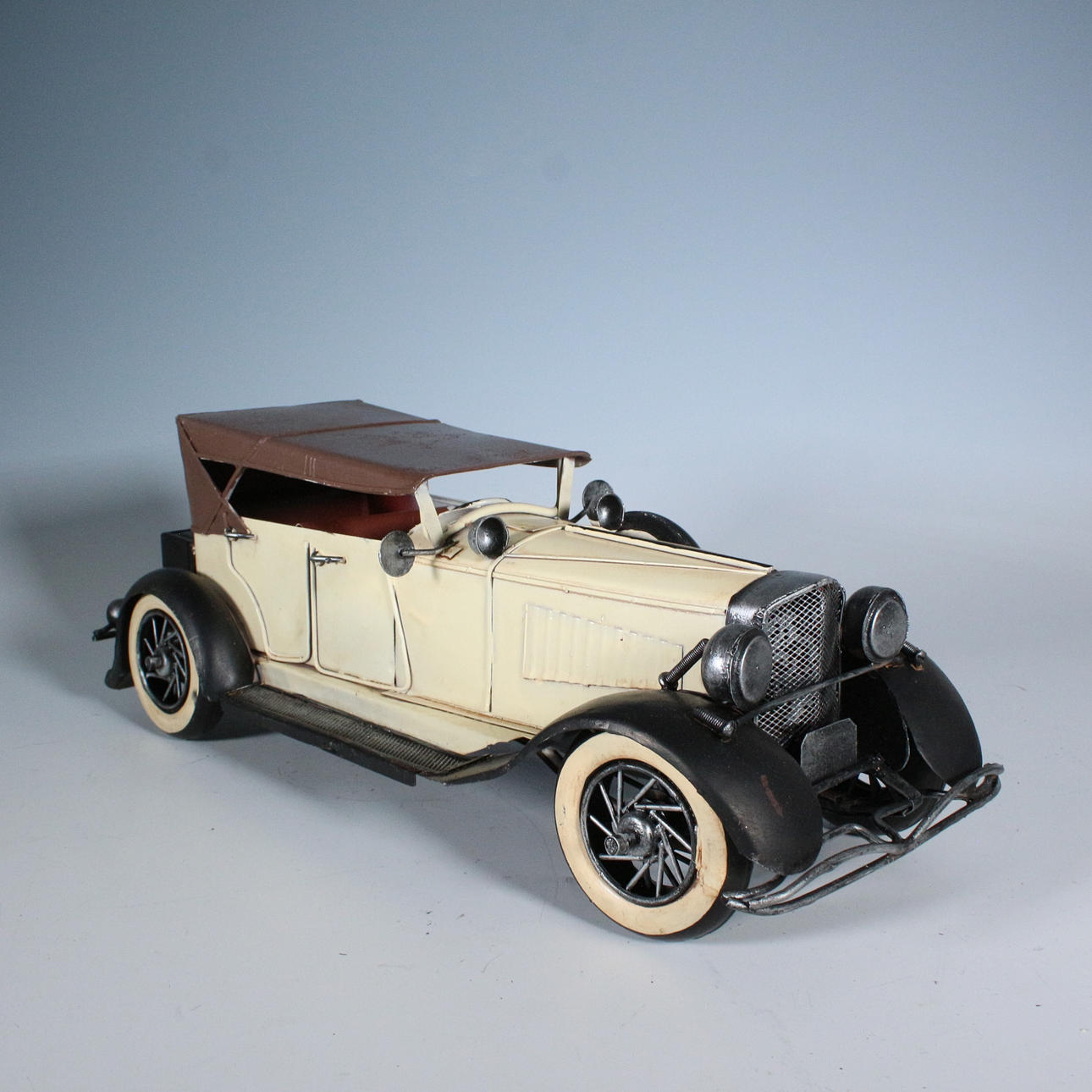 'Oldtimer' modellbil, plåt. Konst - Skulptur - Auctionet