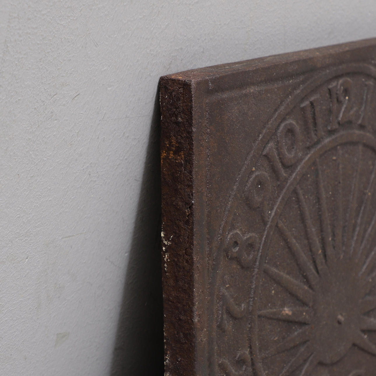 SOLUR, gjutjärn, 1688. Allmoge - Verktyg & Redskap - Auctionet