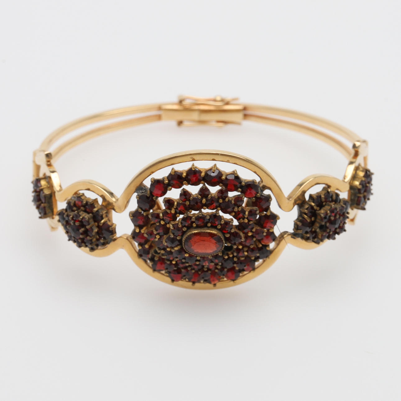 ARMRING MED GRANATER. Smycken & Ädelstenar - Armband - Auctionet