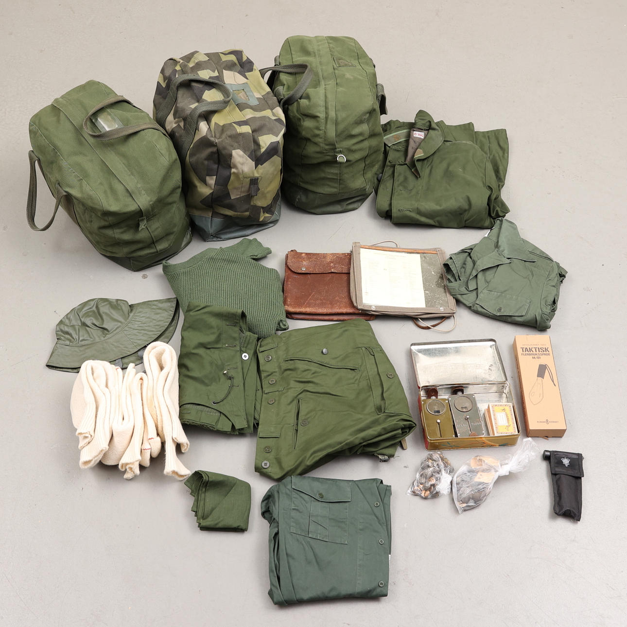 UNIFORMSPERSEDLAR, Svenska försvaret. Vapen & Militaria - Uniformer ...