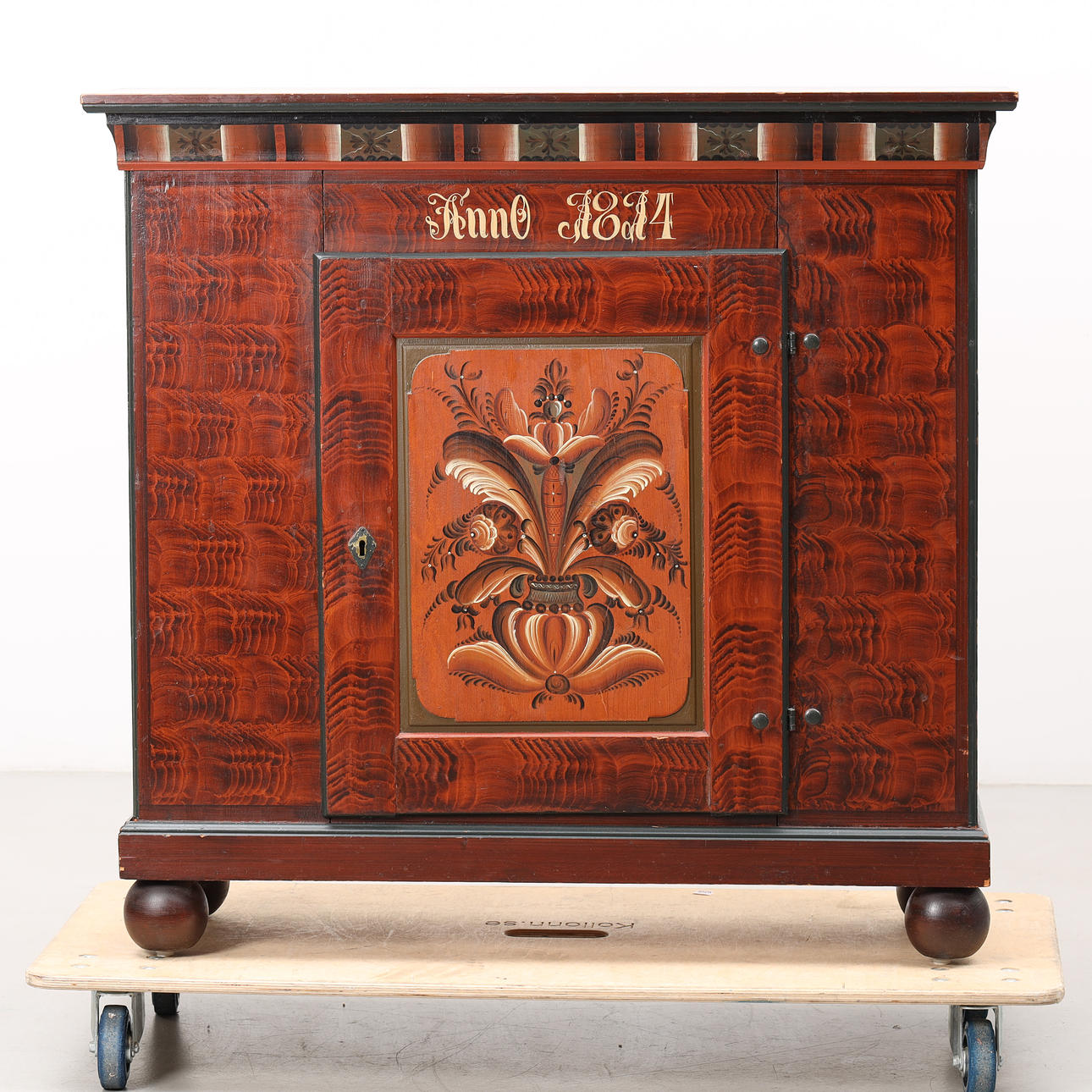 A common style cabinet, painted, early 20th century. Furniture ...