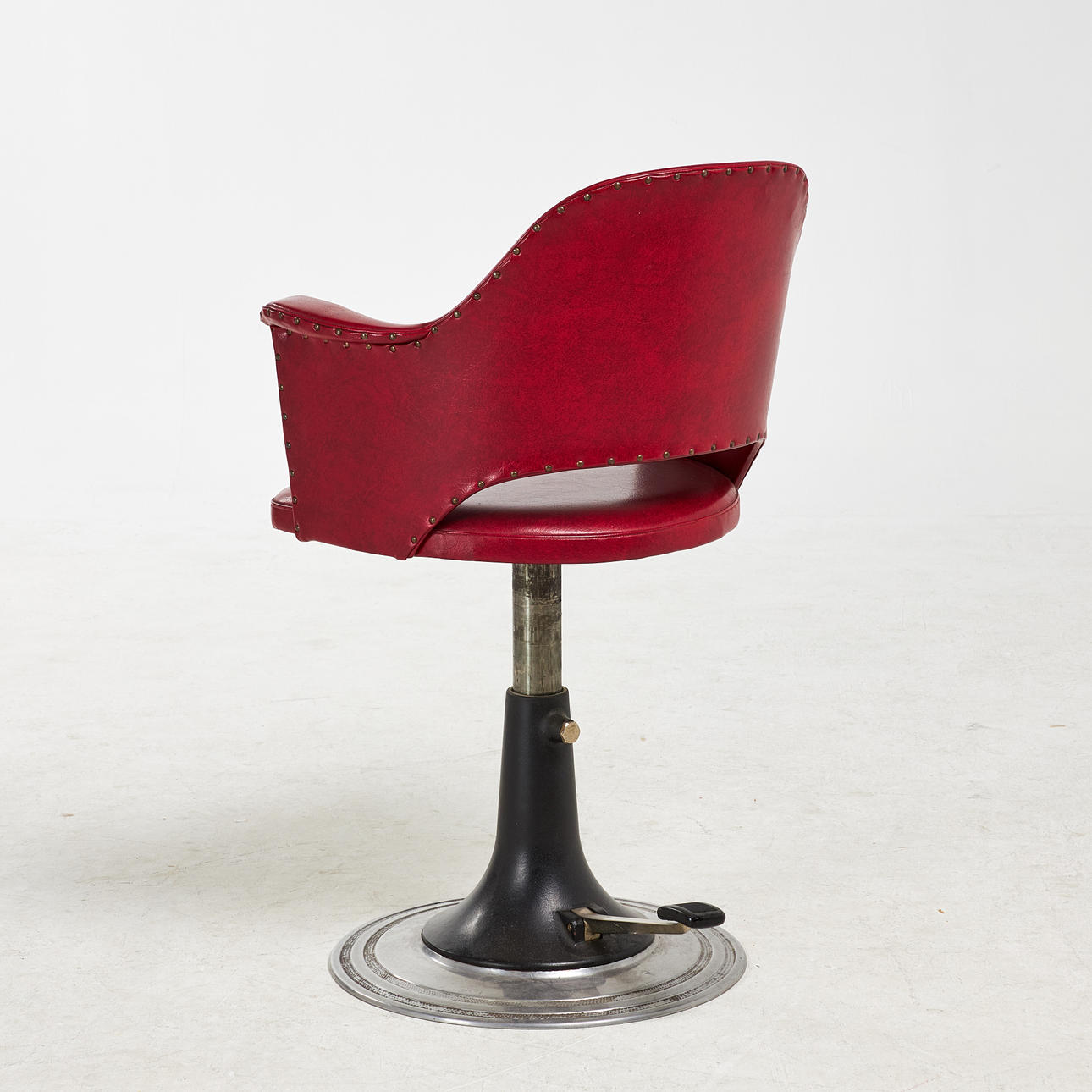 FRISÖRSTOL, 1950-tal, "Nike", klädd i röd galon, fot i aluminium ...