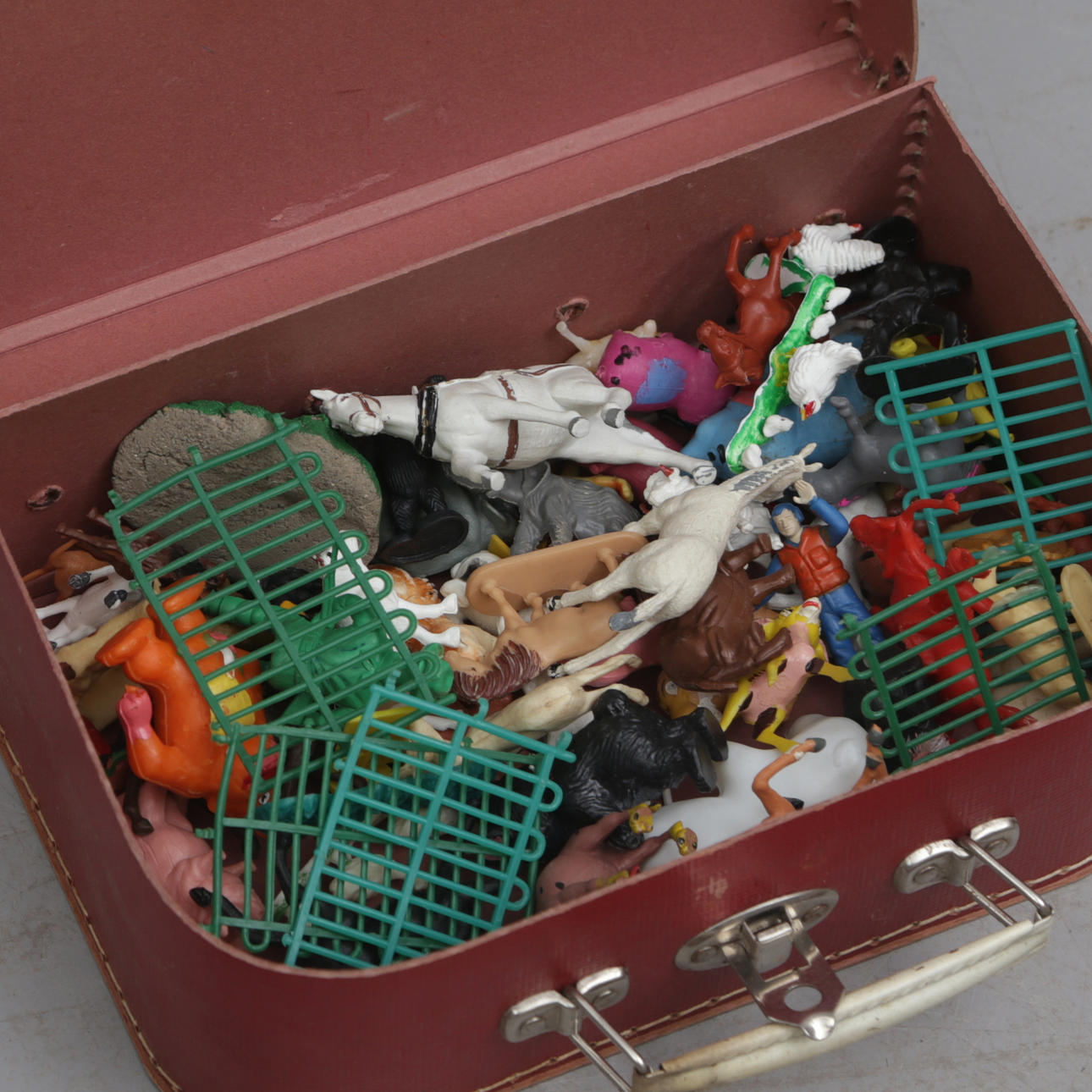 LEKSAKER, i låda, modernare. Leksaker - Leksaker - Auctionet